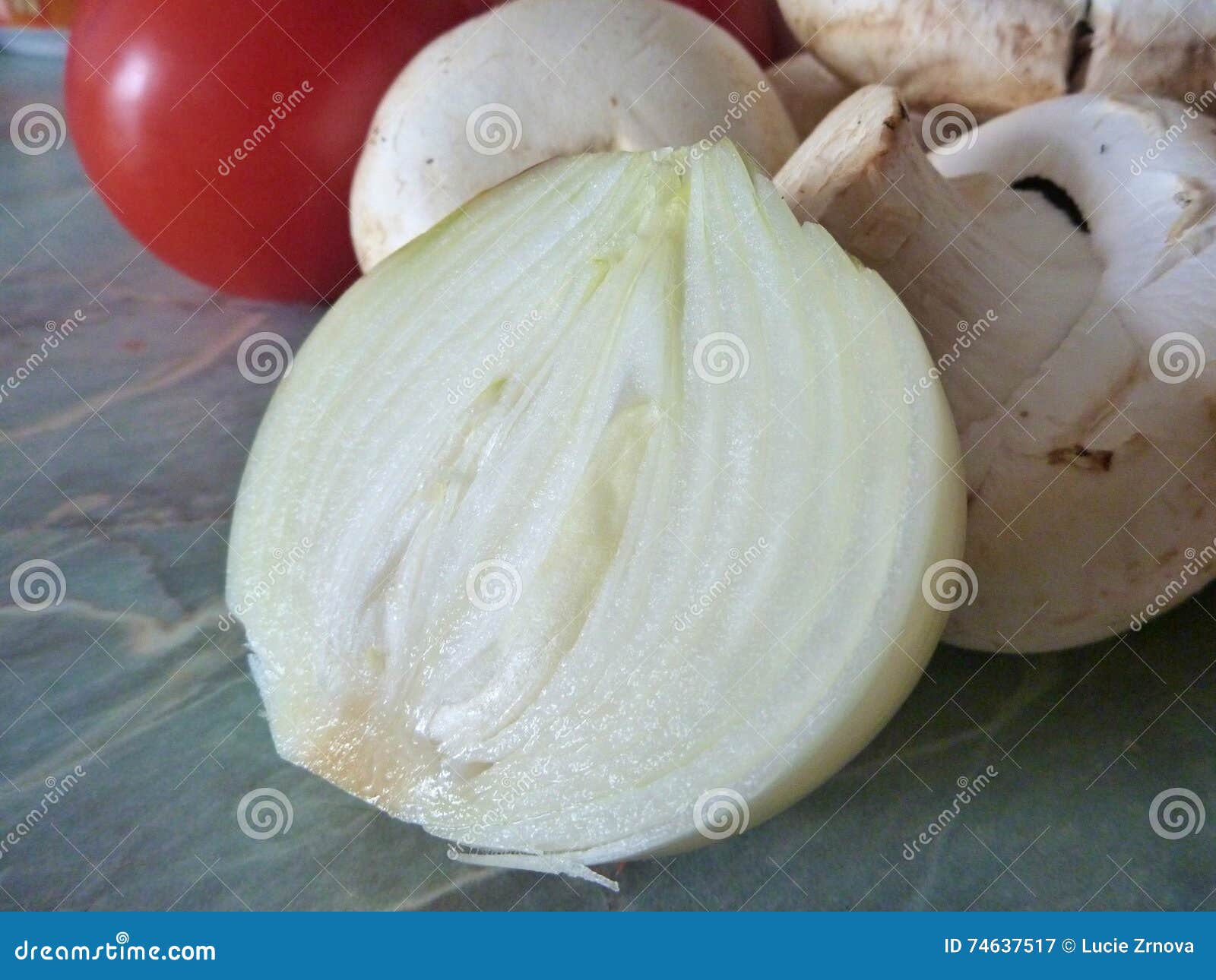 De Helft Van Ui Met Andere Groenten Stock Afbeelding - Image of ...