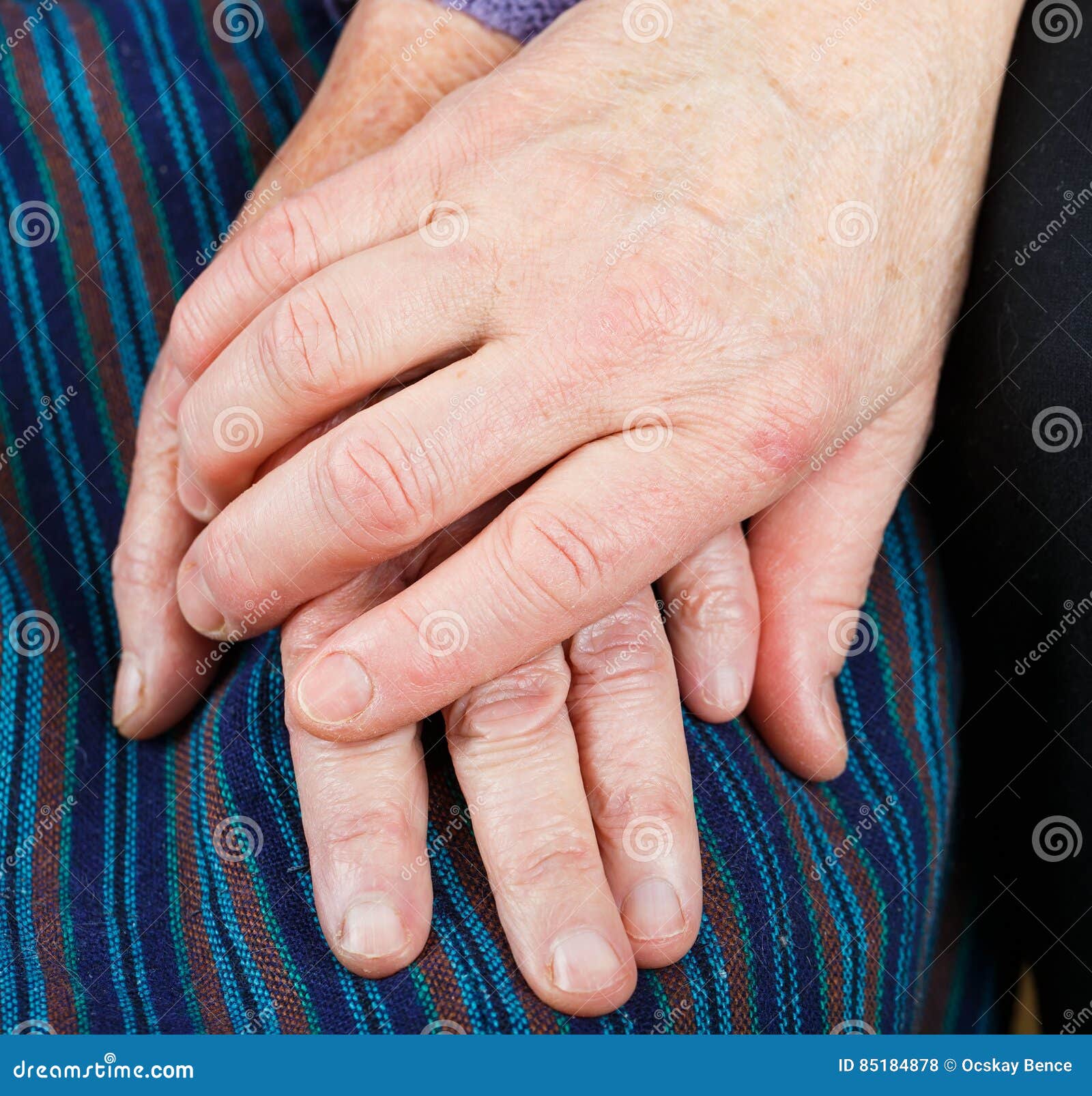 De helpende hand stock foto. Image of verzekering, oudste - 85184878