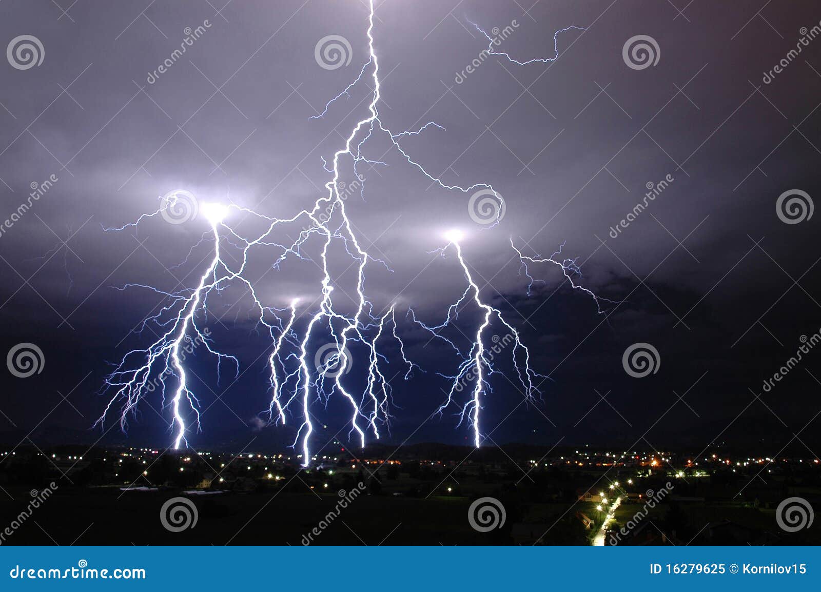 De hemel van de bliksem stock afbeelding. Image of woon - 16279625