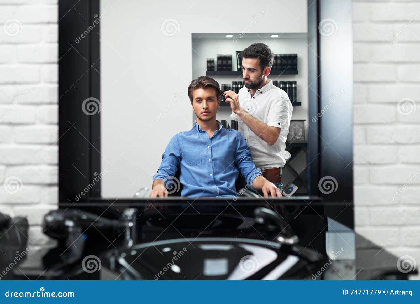 De Herenkapper Kamt Het Haar Van De Cliënt in Herenkapper Stock ...