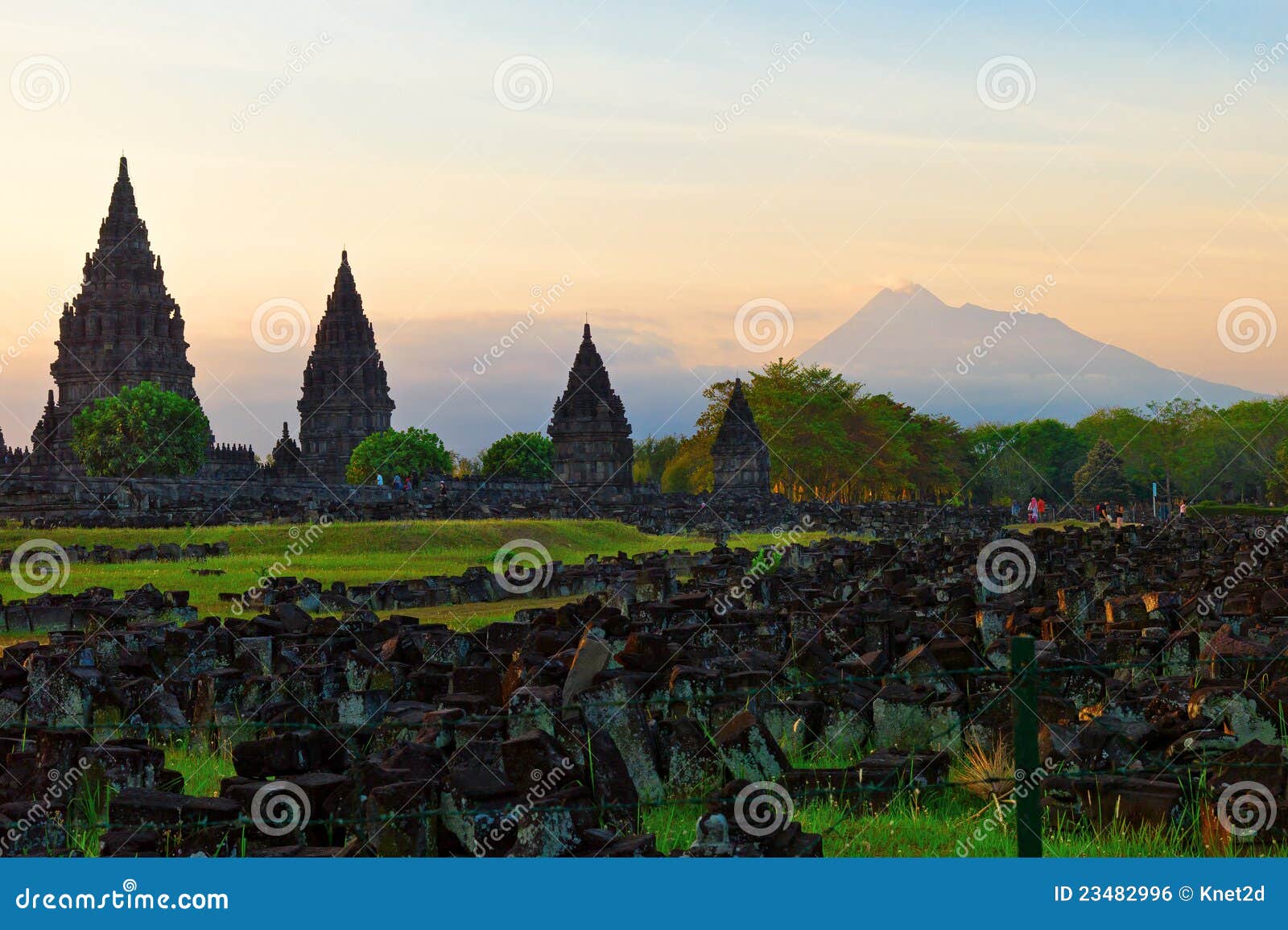 De Hindoese Tempel Van Prambanan Stock Foto - Image of wolken, avontuur ...