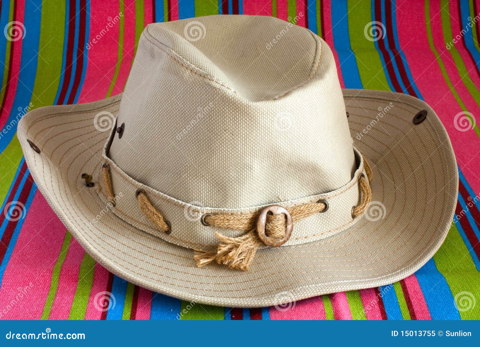 De Hoed Van De Cowboy Op Strandmat Stock Afbeelding - Image of hoed ...