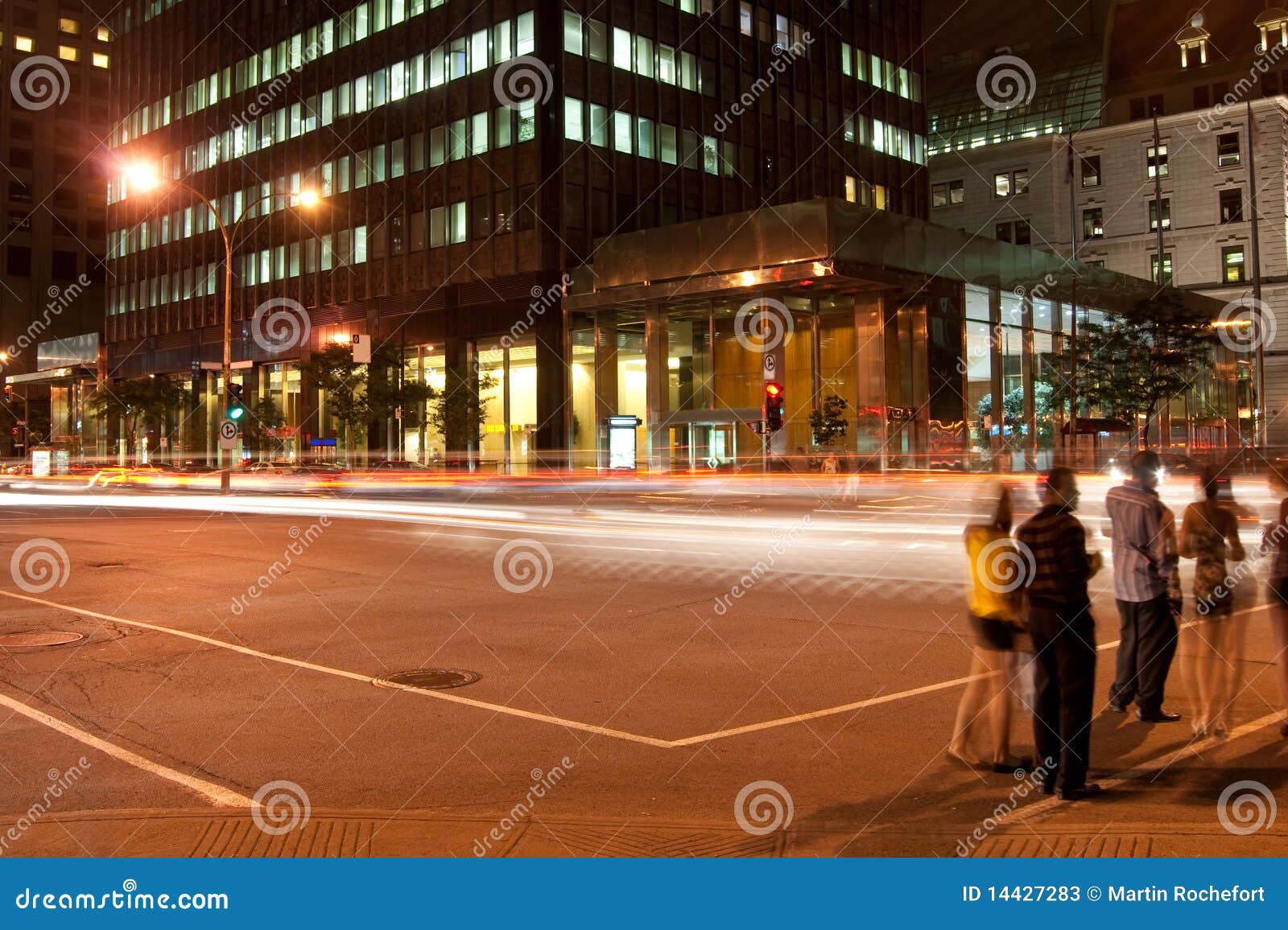 De Hoek Van De Straat Bij Nacht Stock Afbeelding - Image of laat, stad ...