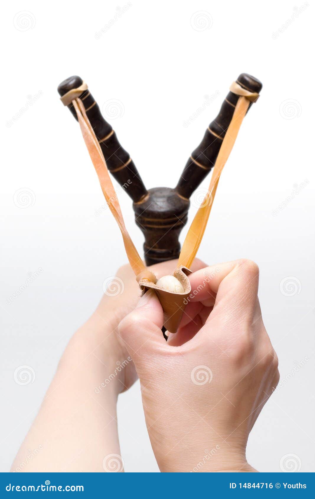 De Holding Die Van De Hand Katapult Streeft Stock Foto - Image of kogel ...