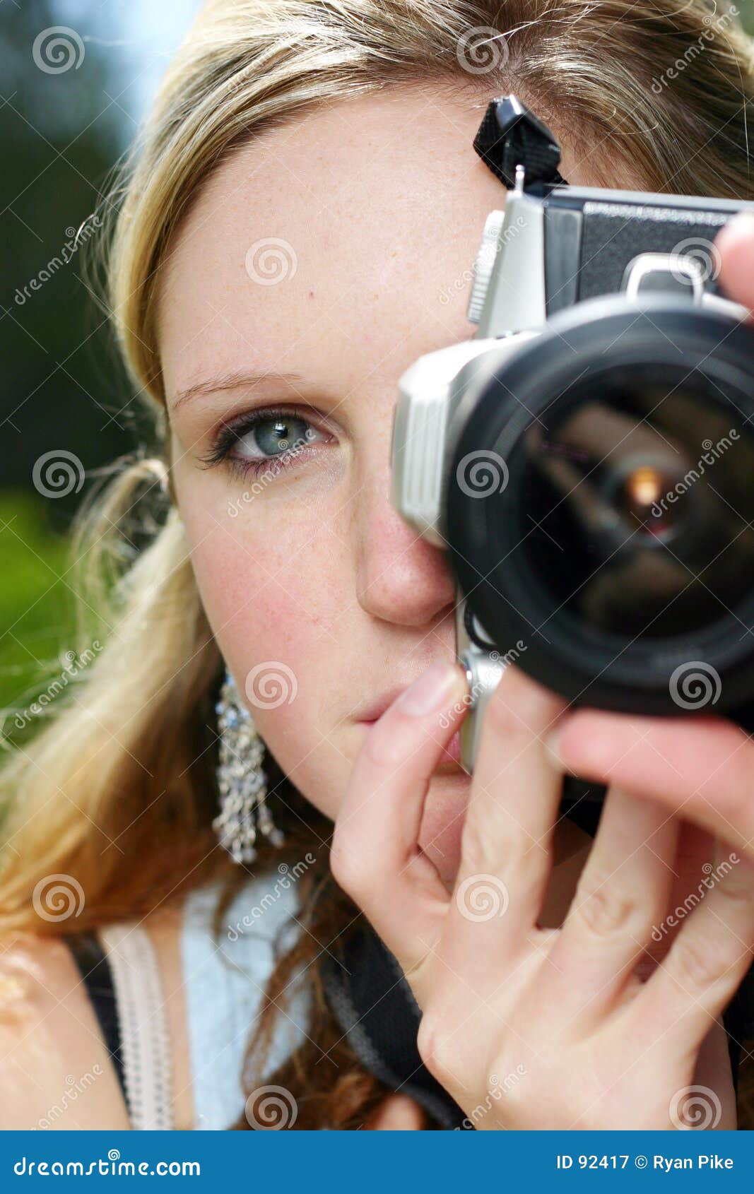 De Holdingscamera Van De Vrouw Stock Afbeelding - Image of camera ...