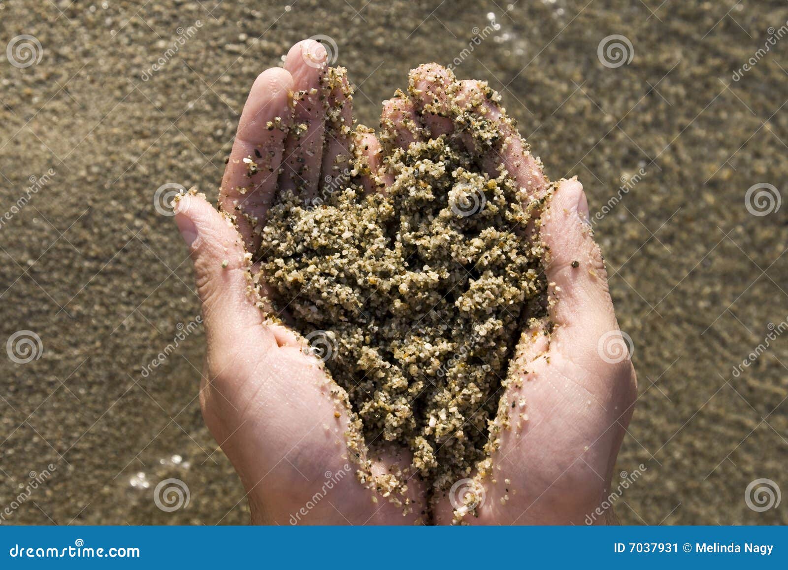 De Holdingshart Gevormd Overzees Van De Hand Zand Stock Afbeelding ...