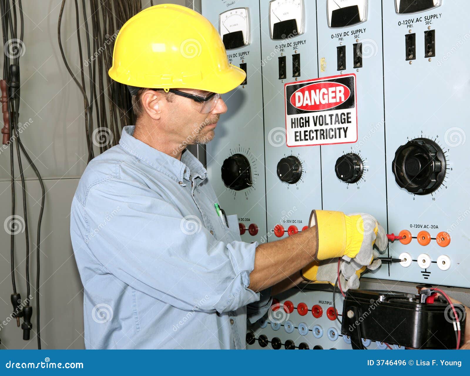 De Hoogspanning Van De Elektricien Stock Foto - Image of meter, glazen ...