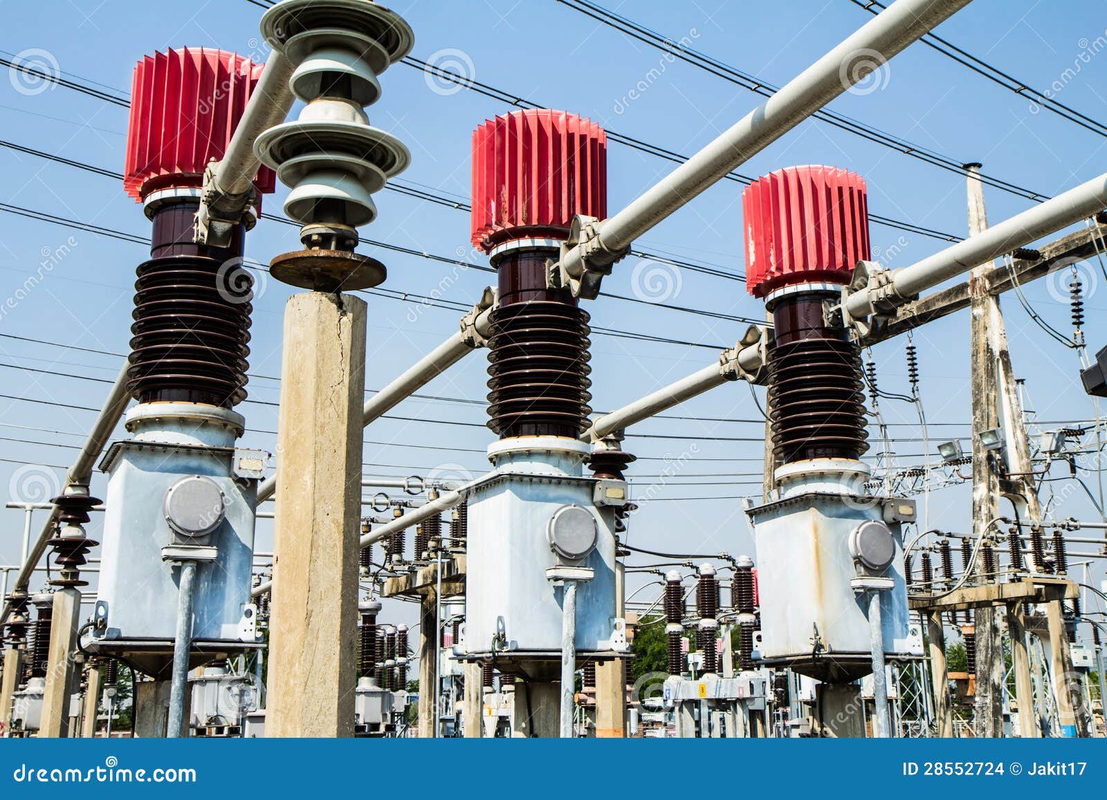De Hoogspanning Van De Stroomonderbreker Stock Foto - Image of wolken ...