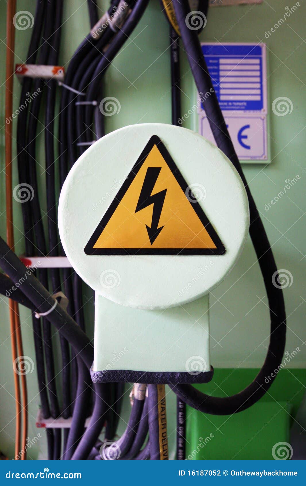 De Hoogspanning Van Het Gevaar Stock Foto - Image of kabel, symbool ...