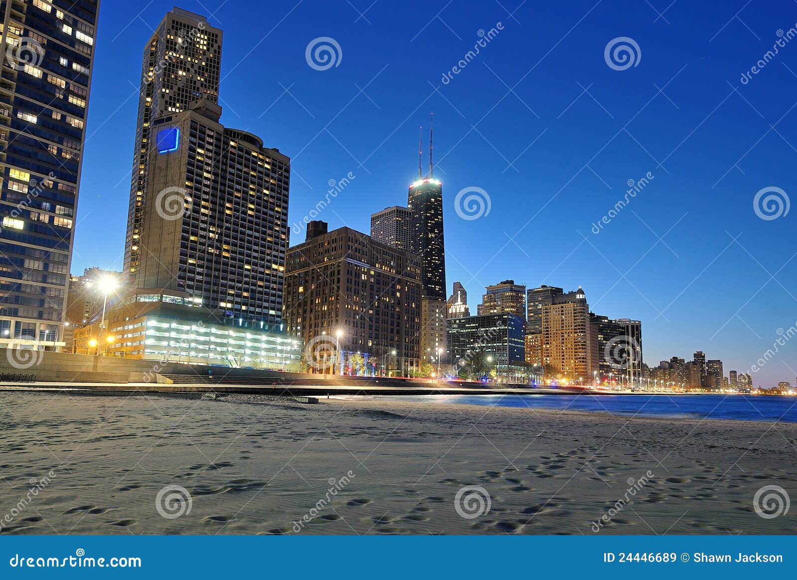 De Horizon En Het Strand Van Chicago. Stock Afbeelding - Image of ...