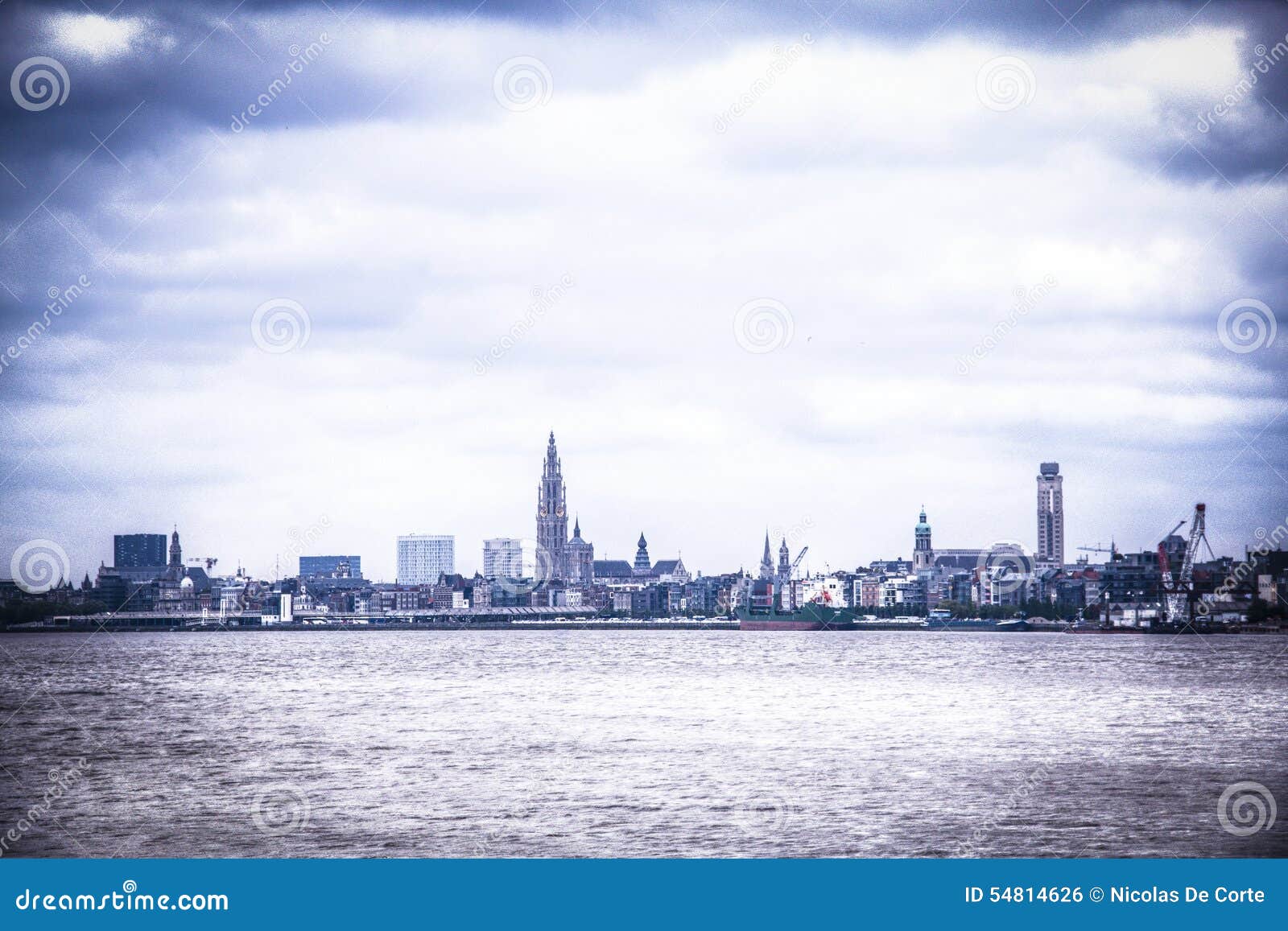 De Horizon Van Antwerpen Van De Schelde-rivier, België Stock Foto ...