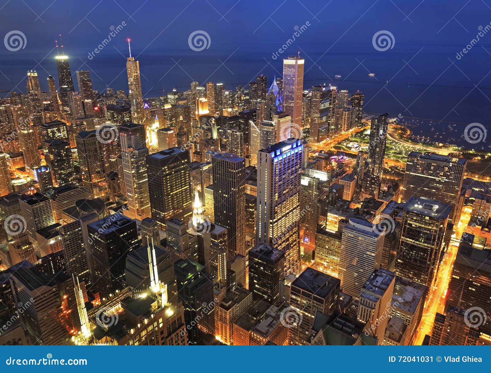 De Horizon Van Chicago Bij Nacht Stock Afbeelding - Image of ...
