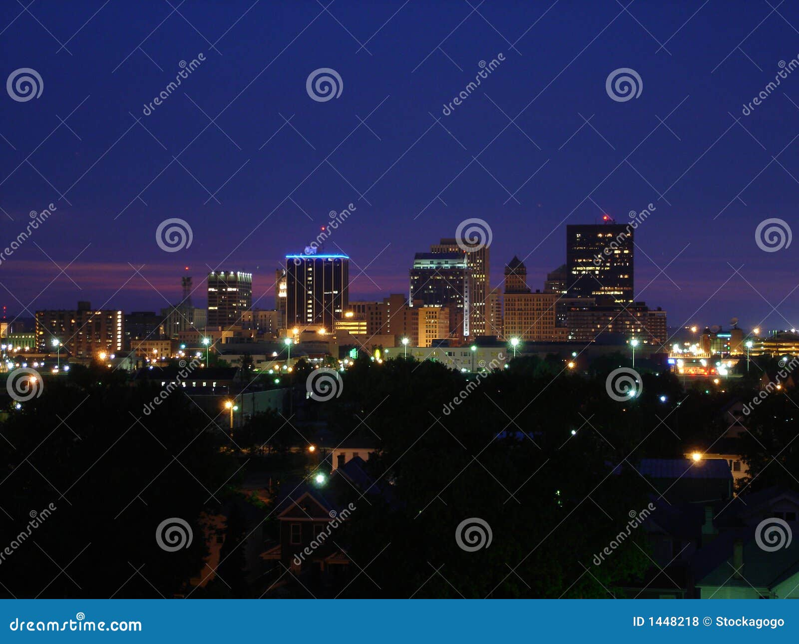 De Horizon Van Dayton, Ohio Bij Nacht Stock Foto - Image of ohio ...