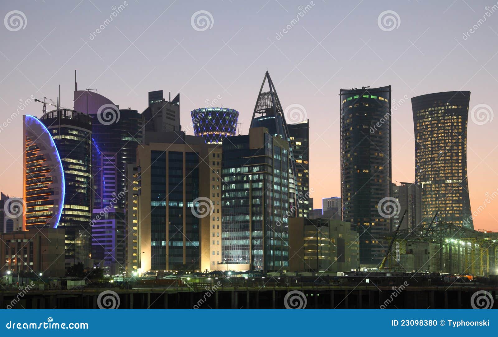 De Horizon Van Doha Bij Nacht, Qatar Stock Foto - Image of nachttijd ...