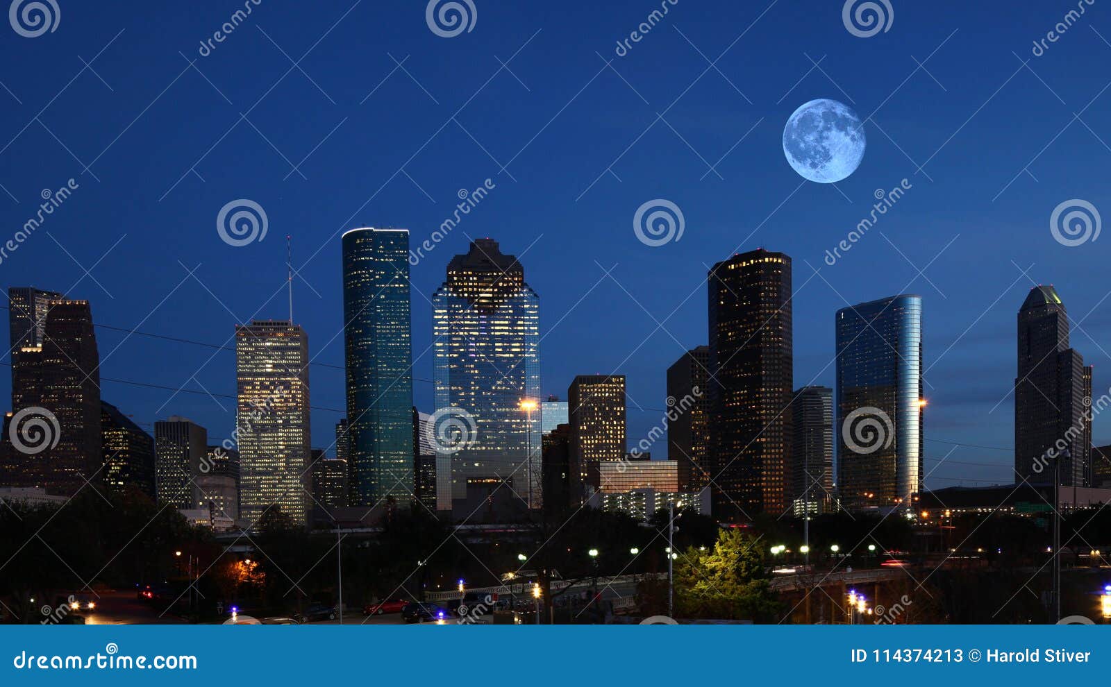 De Horizon Van Houston, Texas Met Maan Stock Afbeelding - Image of ...