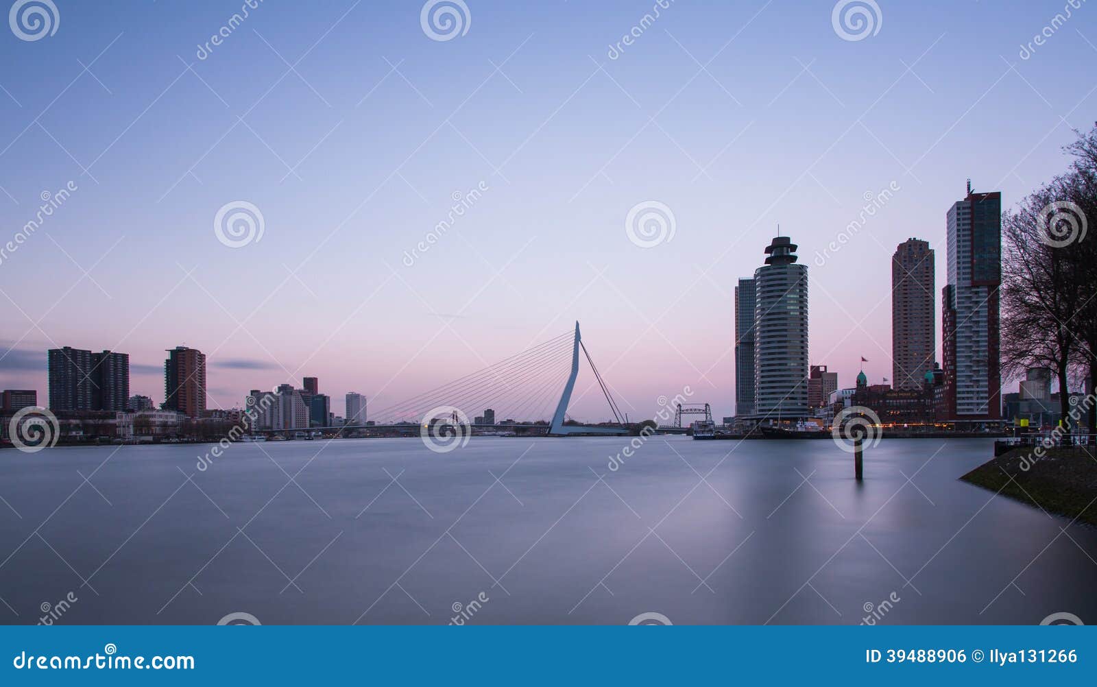 De Horizon Van Rotterdam Met Bureaugebouwen Stock Foto - Image of ...
