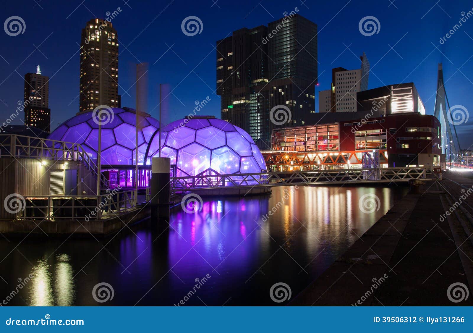 De Horizon Van Rotterdam Met Bureaugebouwen Stock Foto - Image of ...