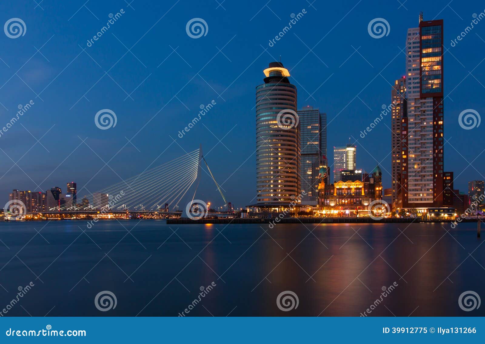 De Horizon Van Rotterdam Met Bureaugebouwen Redactionele Afbeelding ...