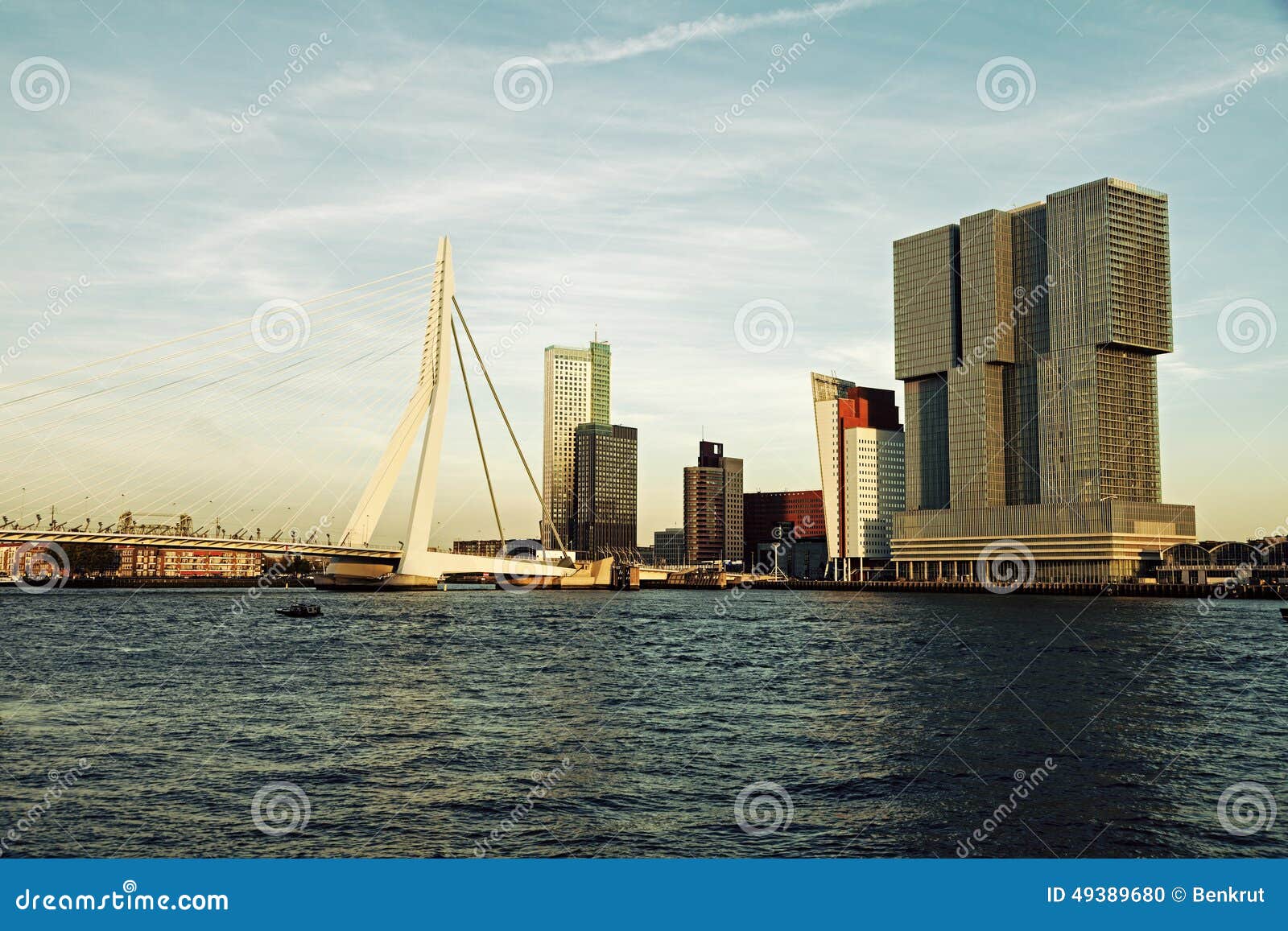 De Horizon Van Rotterdam Met Erasmus Bridge Redactionele Afbeelding ...