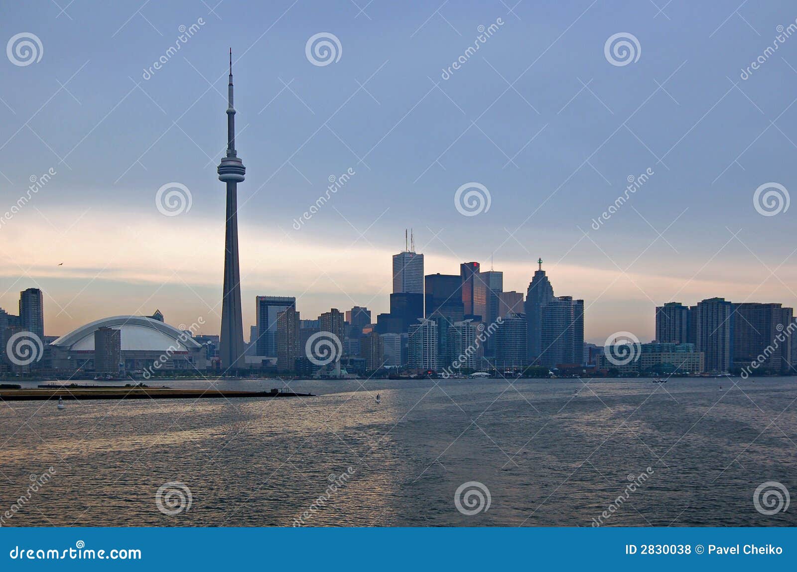 De horizon van Toronto redactionele stock foto. Image of toerisme - 2830038