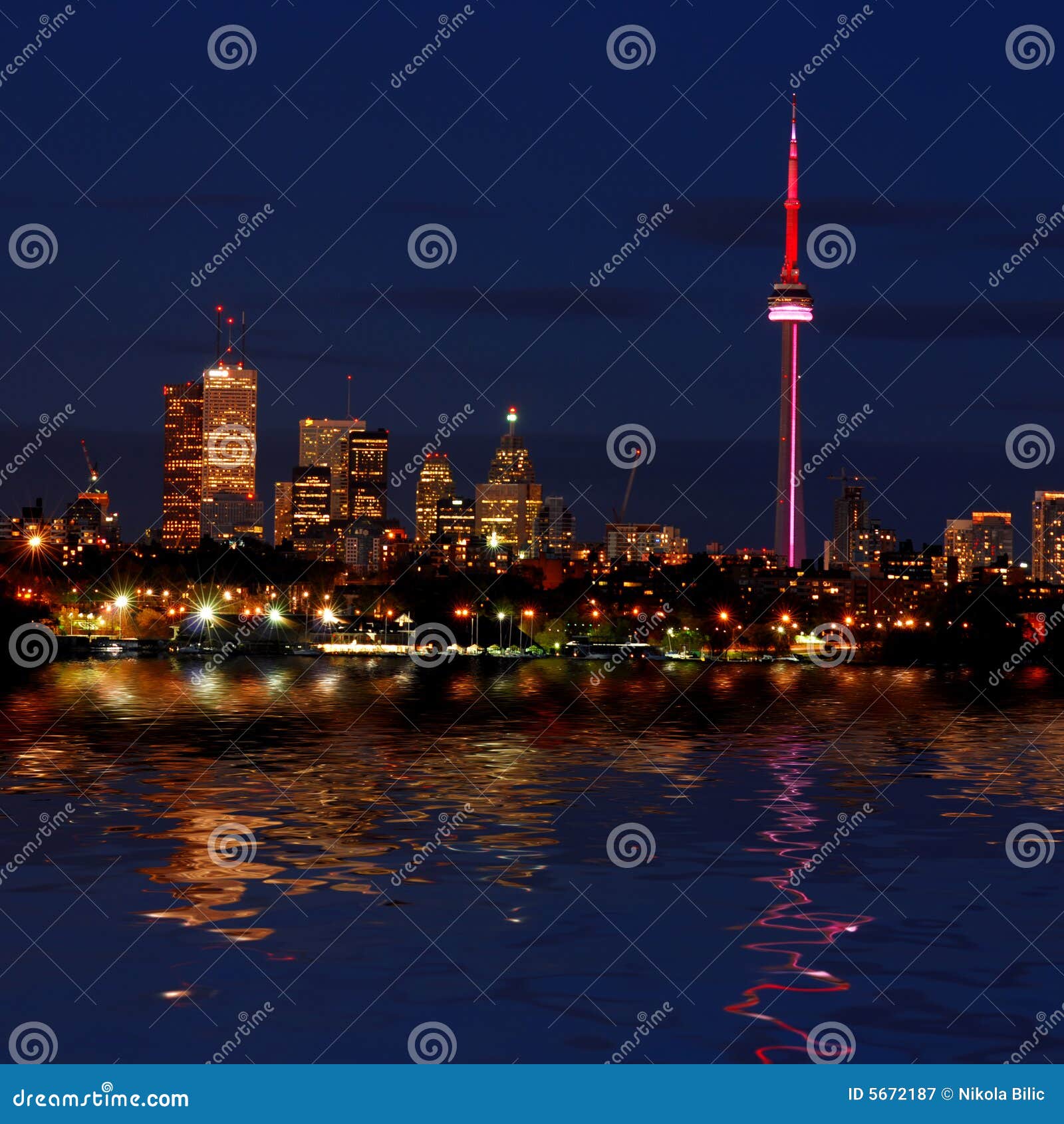 De Horizon Van Toronto Bij Nacht Stock Afbeelding - Image of ...