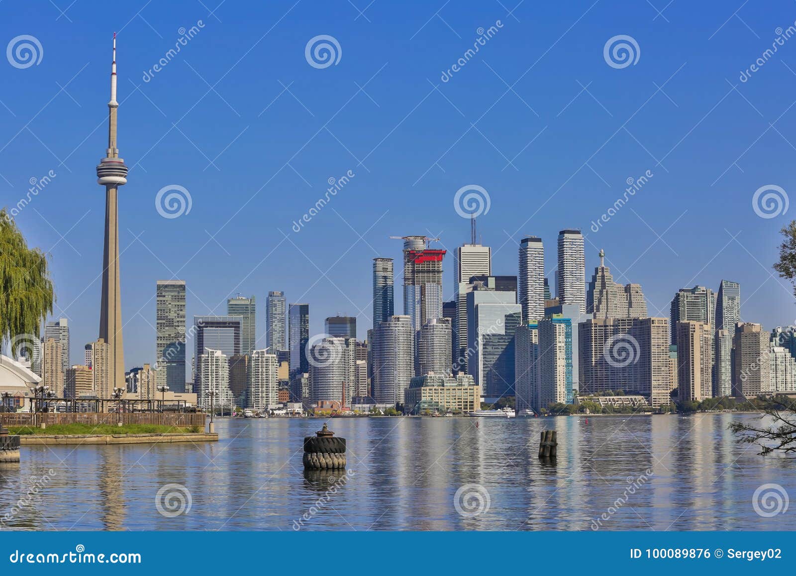 De Horizon Van Toronto ` S Over Meer Ontario Stock Foto - Image of ...