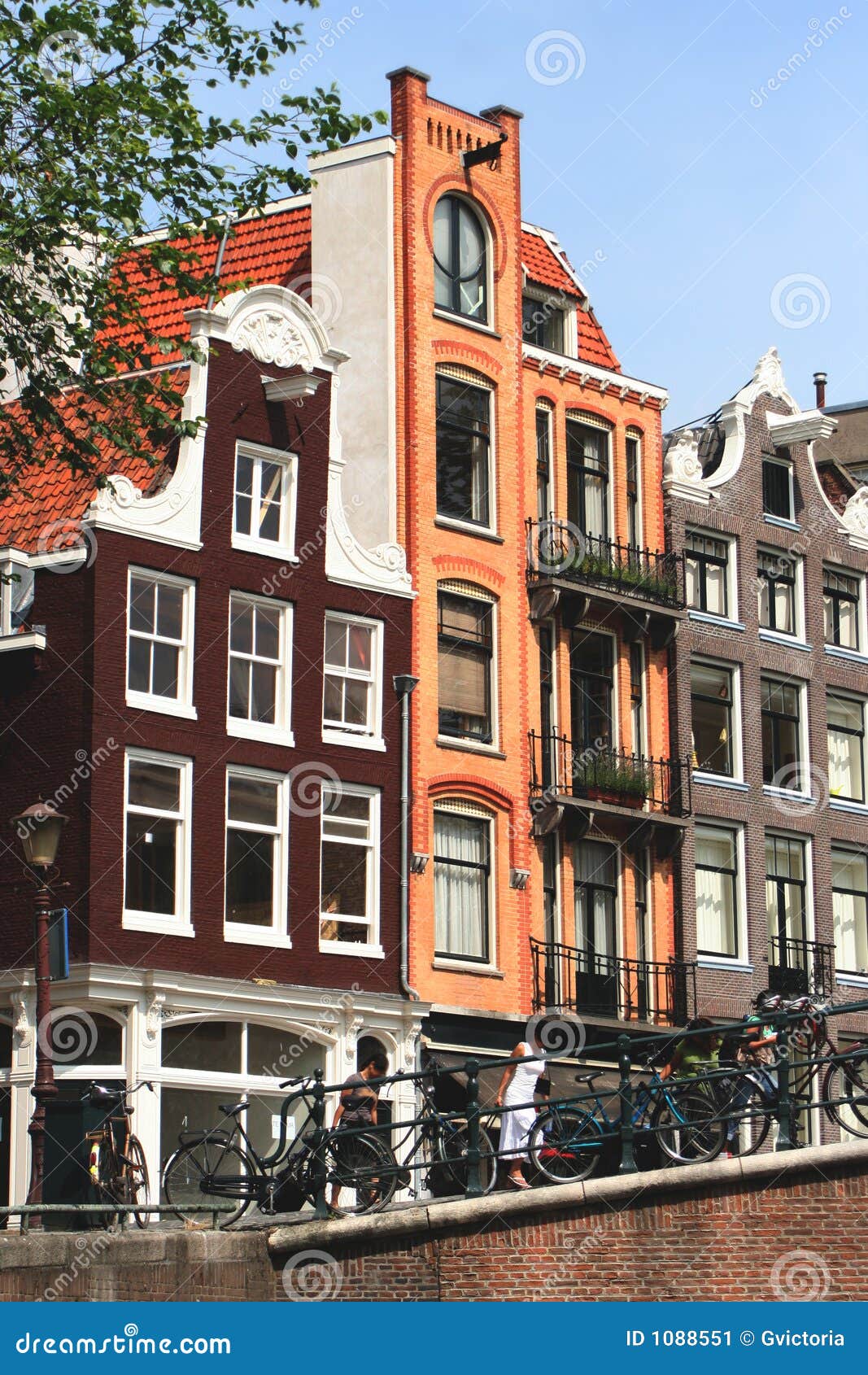 De huizen van Amsterdam stock afbeelding. Image of bekabeld - 1088551