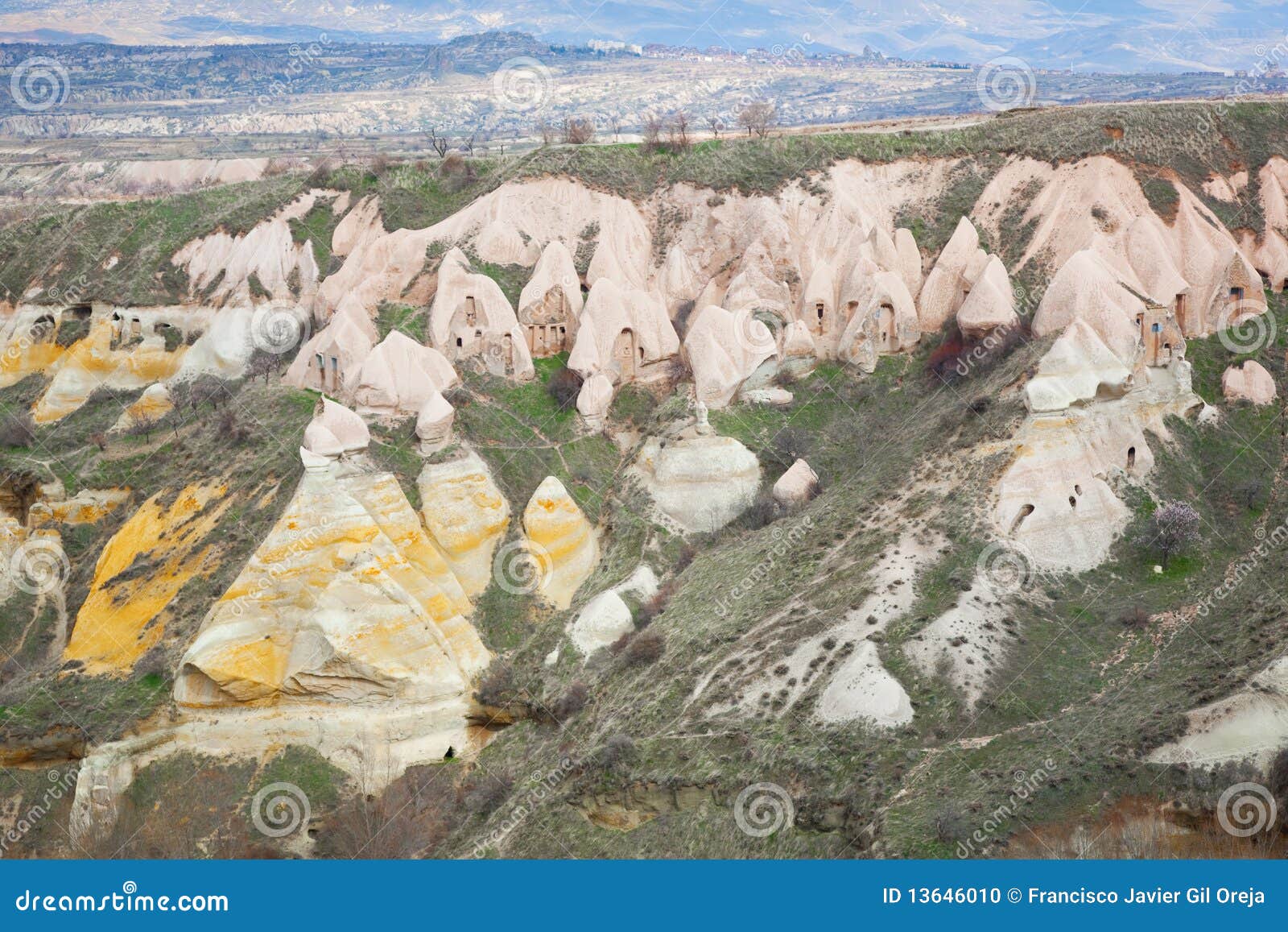 De Huizen Van De Holbewoner in Capadocia Stock Foto - Image of winter ...