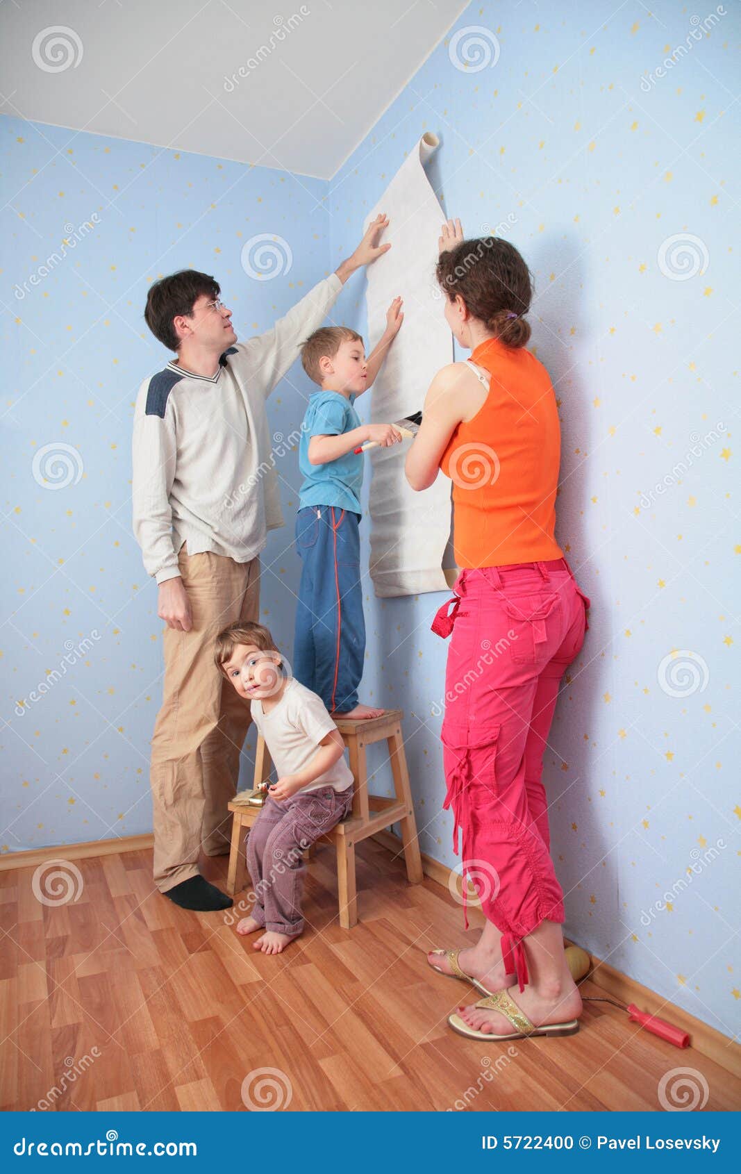 De Hulpouders Van De Zoon Om Behang Te Lijmen Stock Foto - Image of ...