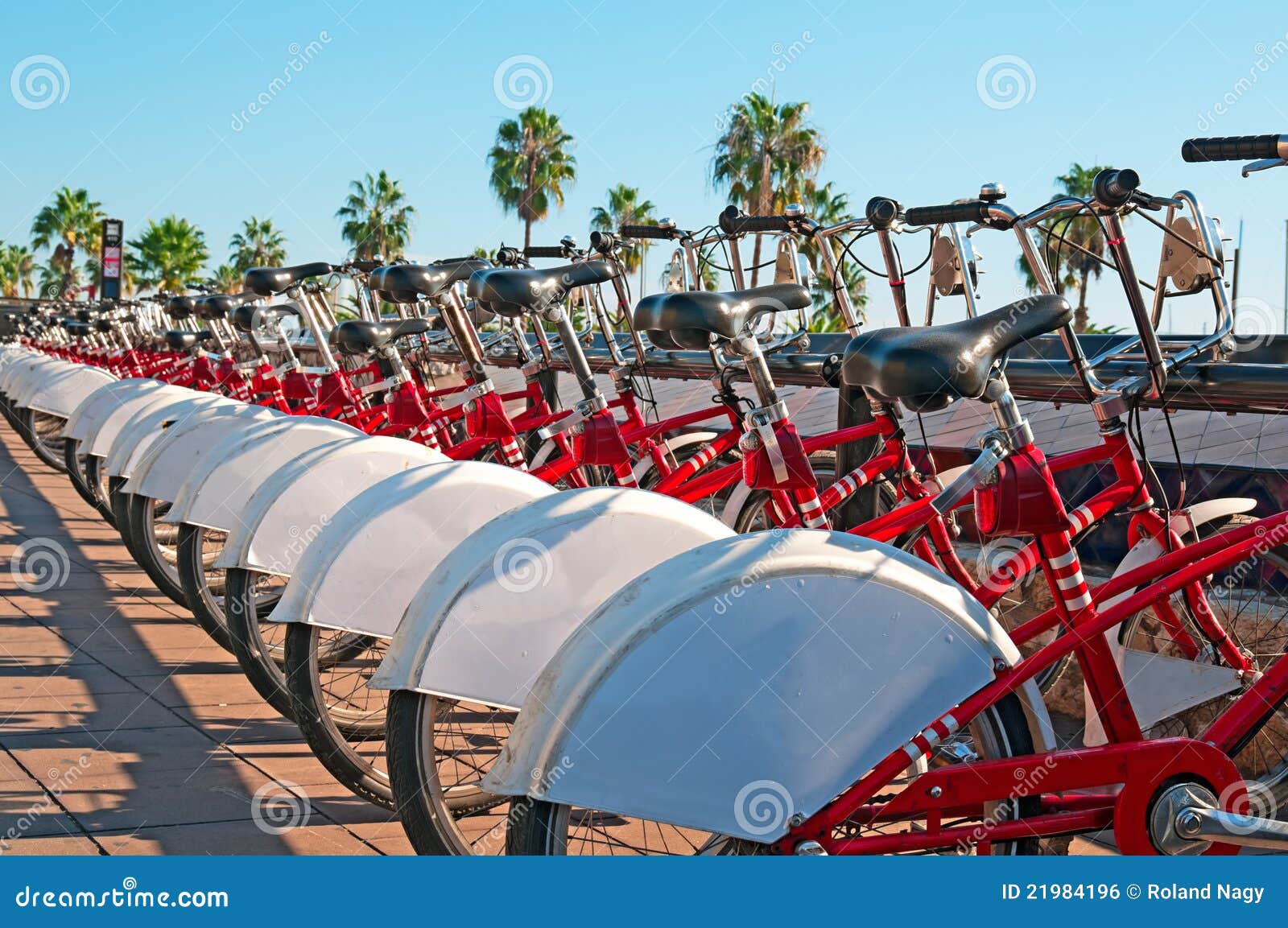 De Huur Van De Fiets in Barcelona Stock Foto - Image of kruis, tafereel ...