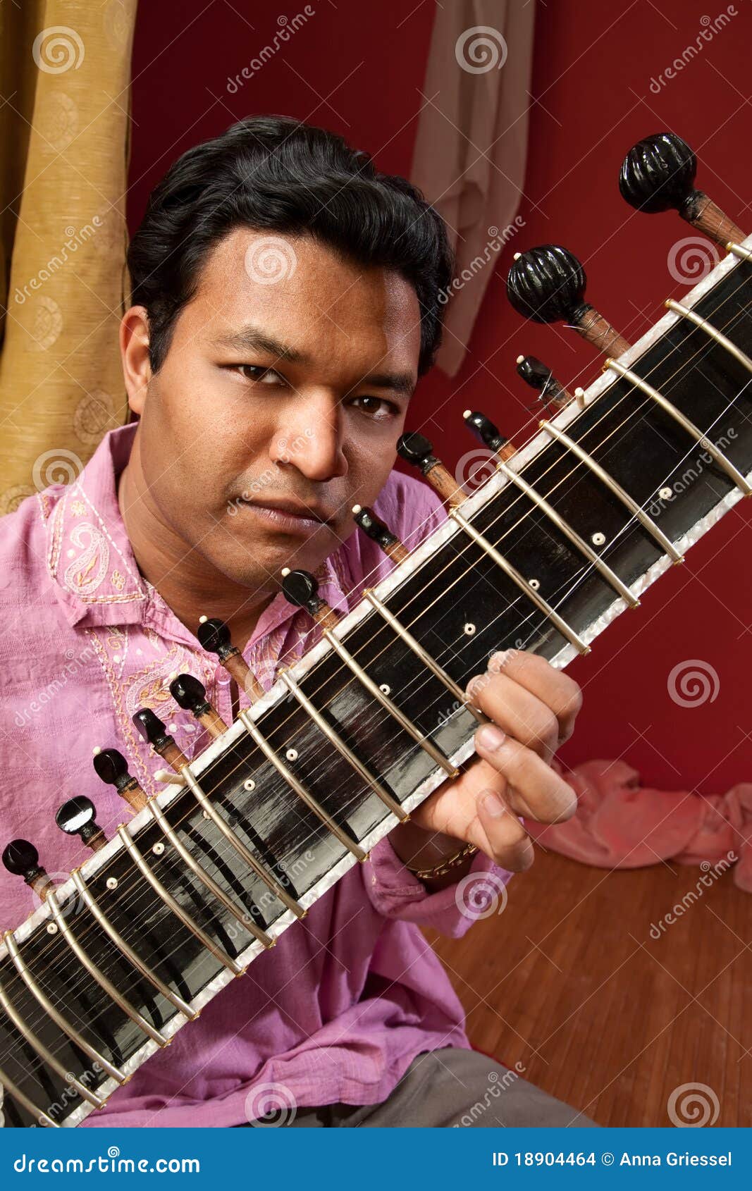 De Indische Mens Speelt Een Sitar Stock Foto - Image of muzikaal ...