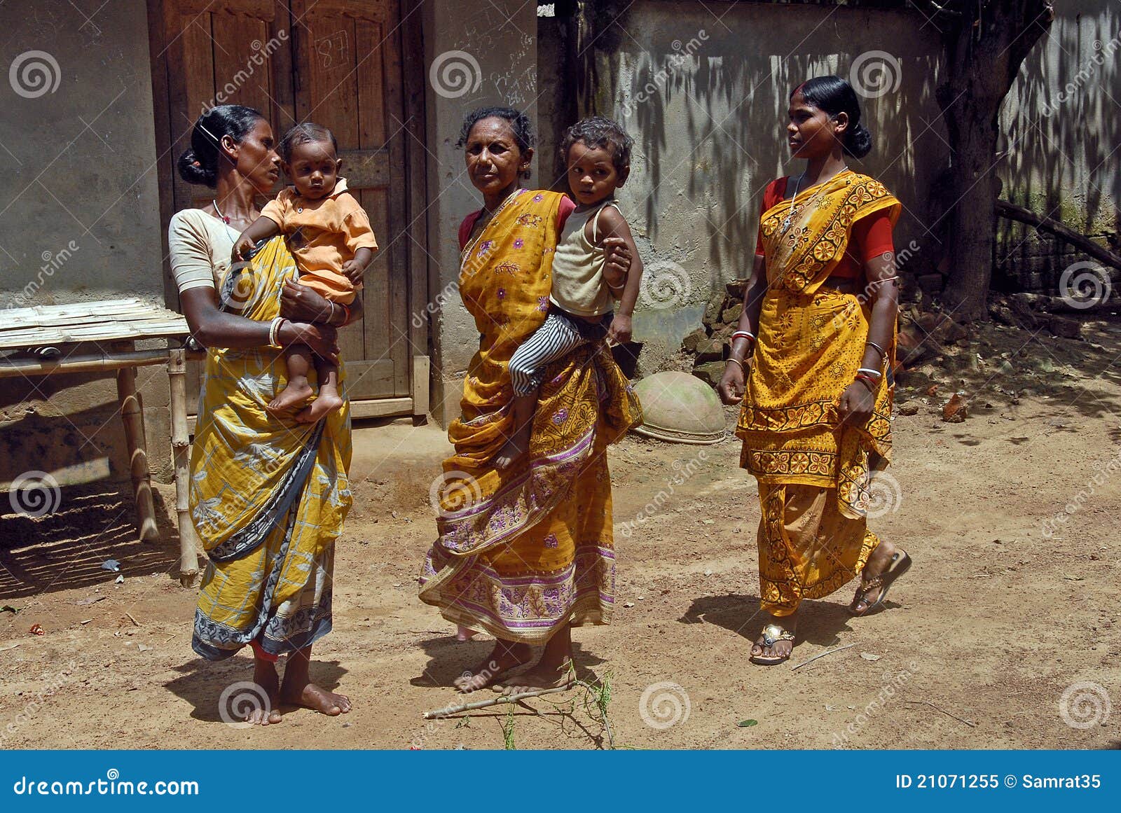 De Indische Vrouwen Van Het Dorp Redactionele Afbeelding - Image of ...