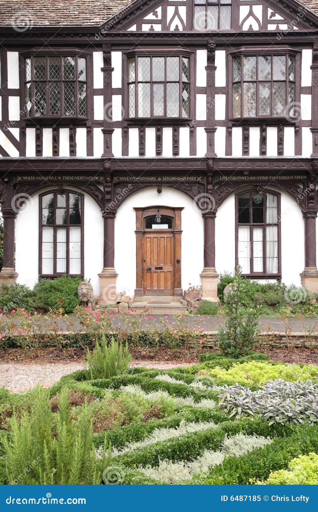 De Ingang Aan Een Hout Frame Engels Huis Stock Afbeelding - Image of ...