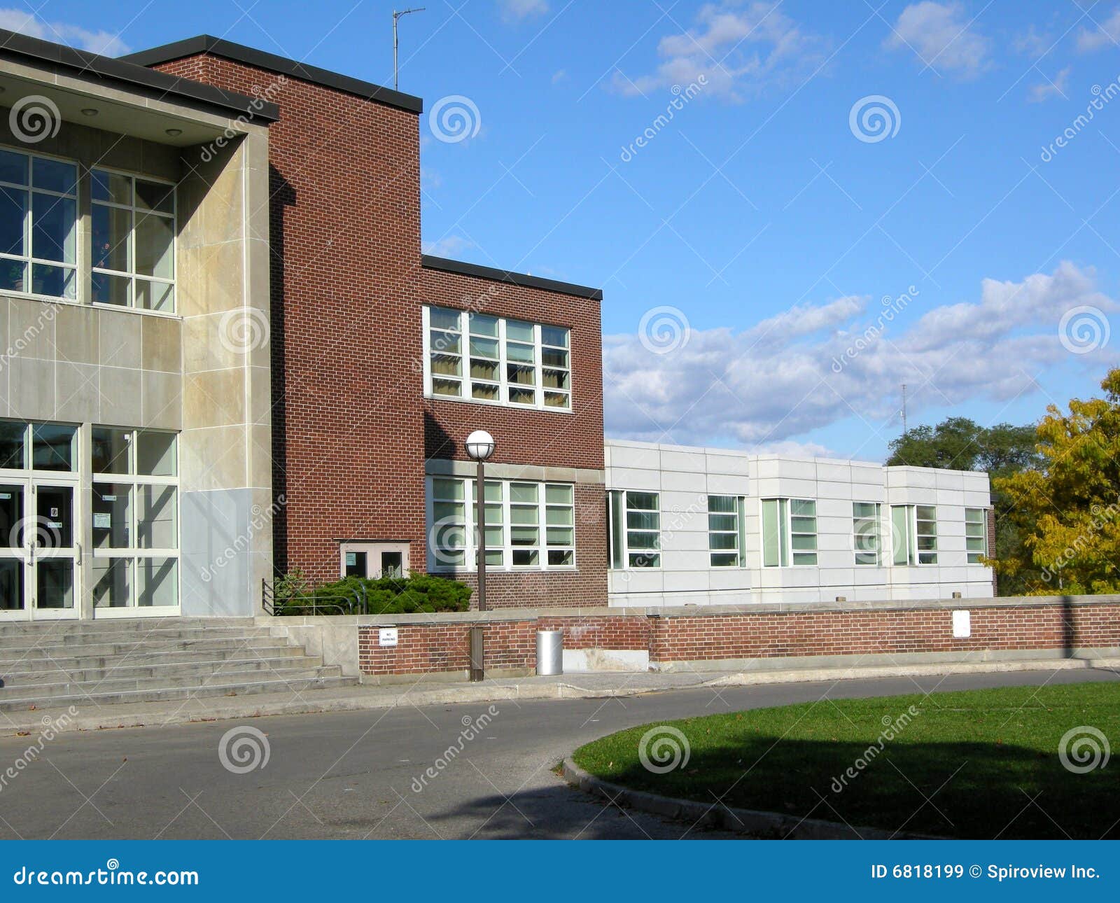 De Ingang Van De Middelbare School Stock Afbeelding - Image of hoog ...