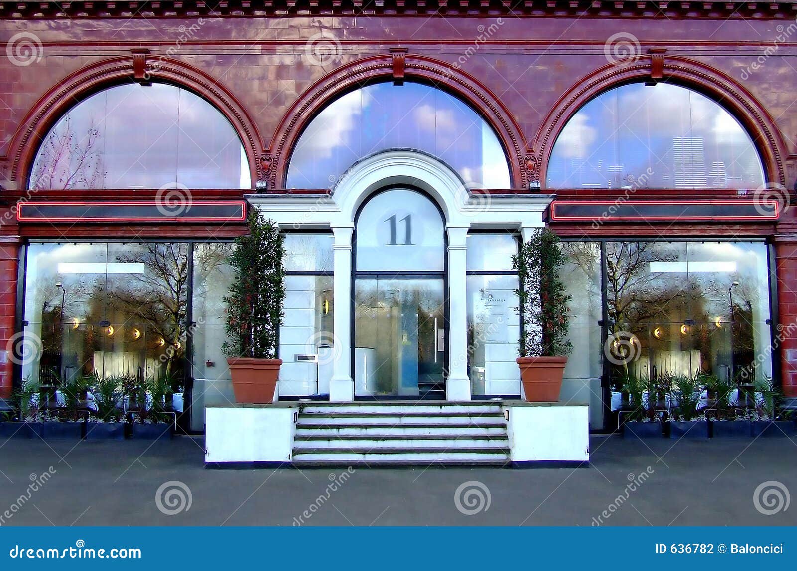 De ingang van het hotel stock foto. Image of boog, glas - 636782