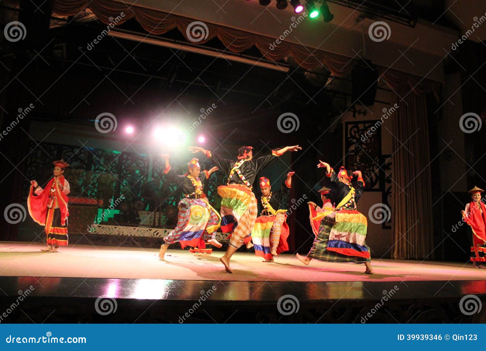 De Inheemse Dans Van BAJAU Sarawak Redactionele Foto - Image of vermaak ...