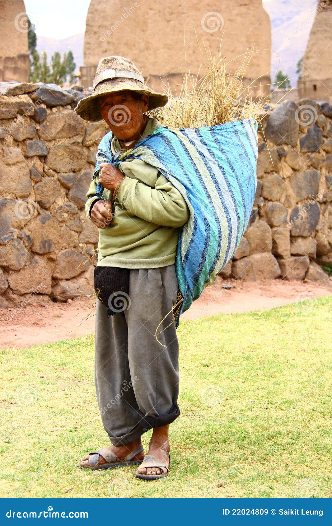 De Inheemse Mens Van Peru in Een Dorp Redactionele Stock Afbeelding ...