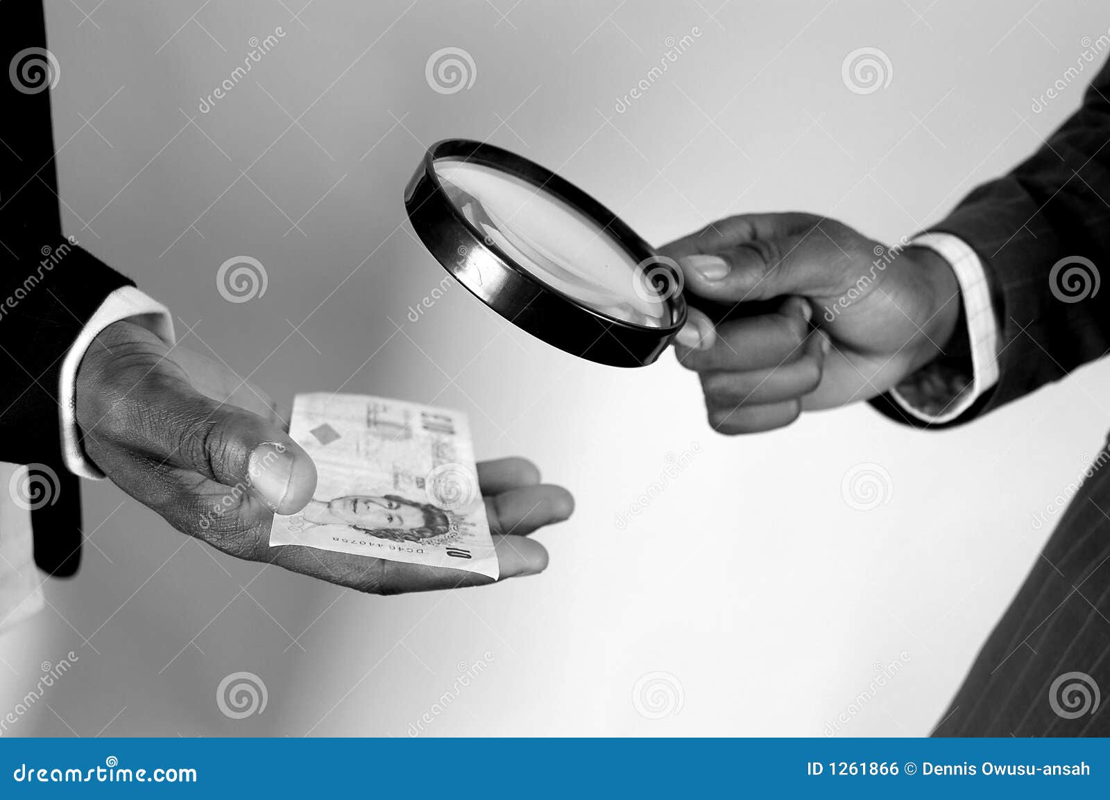 De Inspectie van het geld redactionele foto. Image of lens - 1261866