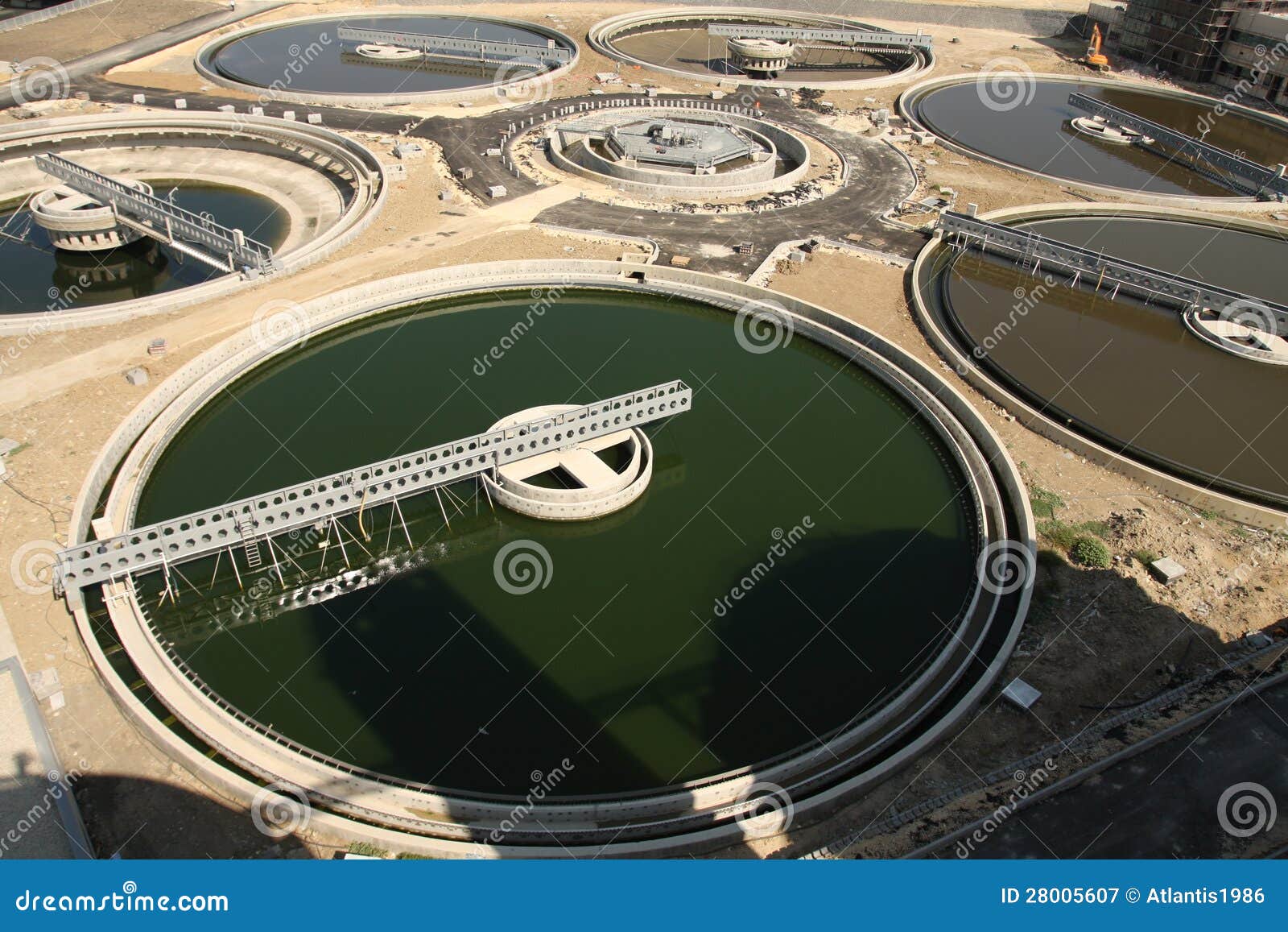 De Installatie Van De Behandeling Van Het Afvalwater Stock Afbeelding ...