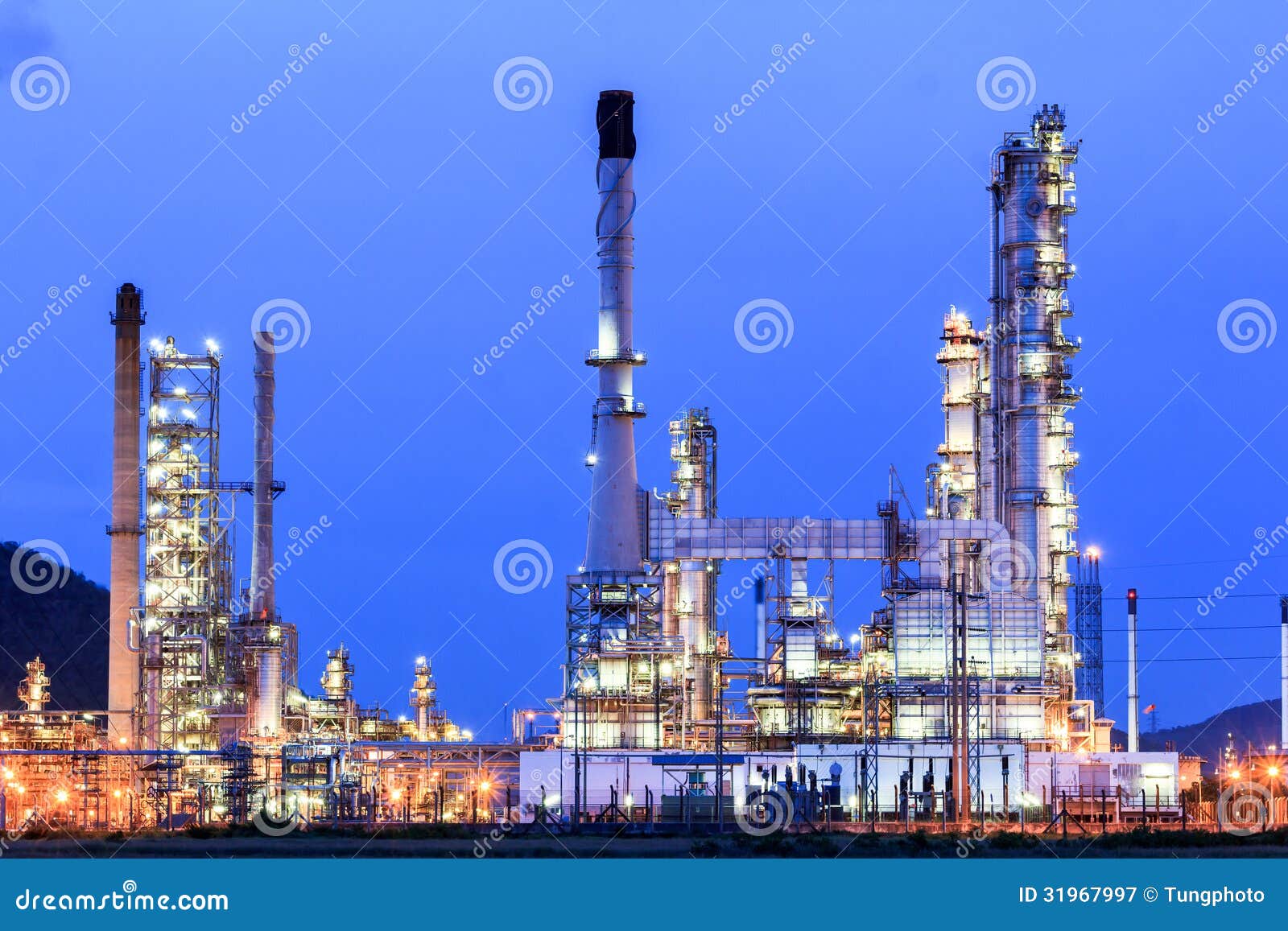 De Installatie Van De Olieraffinaderij Stock Afbeelding - Image of ...