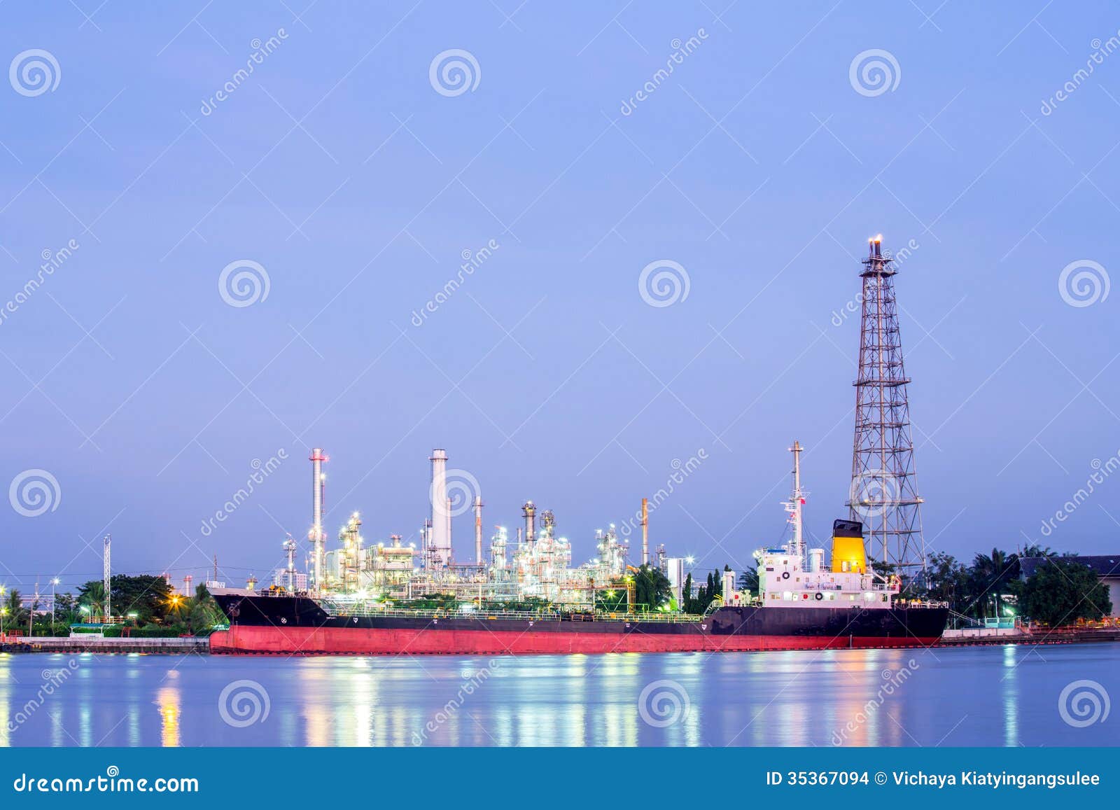 De Installatie Van De Olieraffinaderij Stock Foto - Image of ...