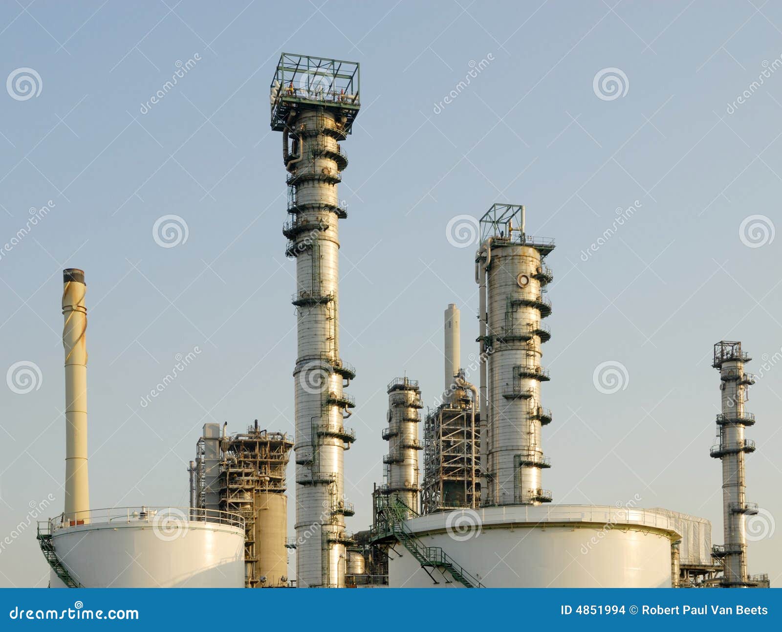 De Installatie Van De Raffinaderij Stock Foto - Image of serre, pijp ...