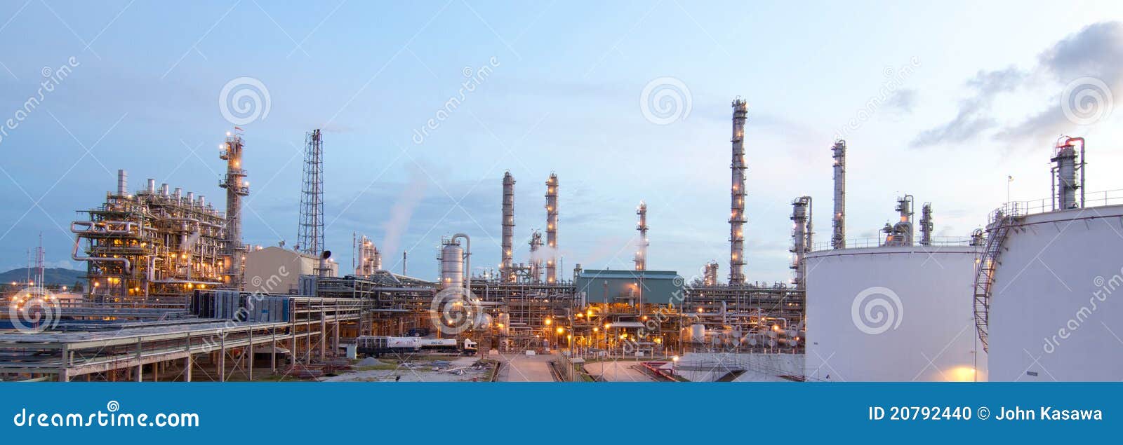 De Installaties Van De Raffinaderij in De Ochtendtijd Stock Foto ...