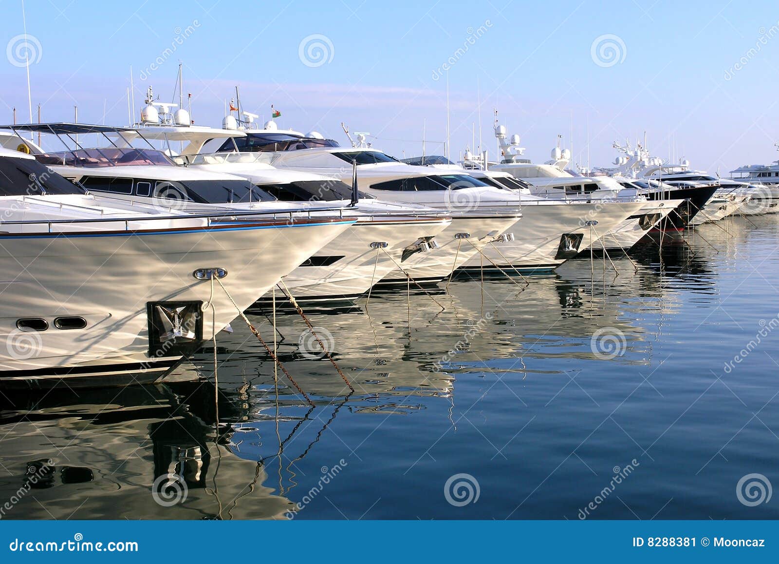 De Jachten En De Boten Van De Luxe Stock Afbeelding - Image of ...