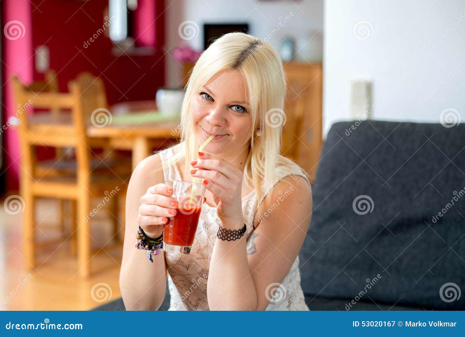 De Jonge Blonde Vrouw Drinkt Rood Sap Stock Afbeelding - Image of ...