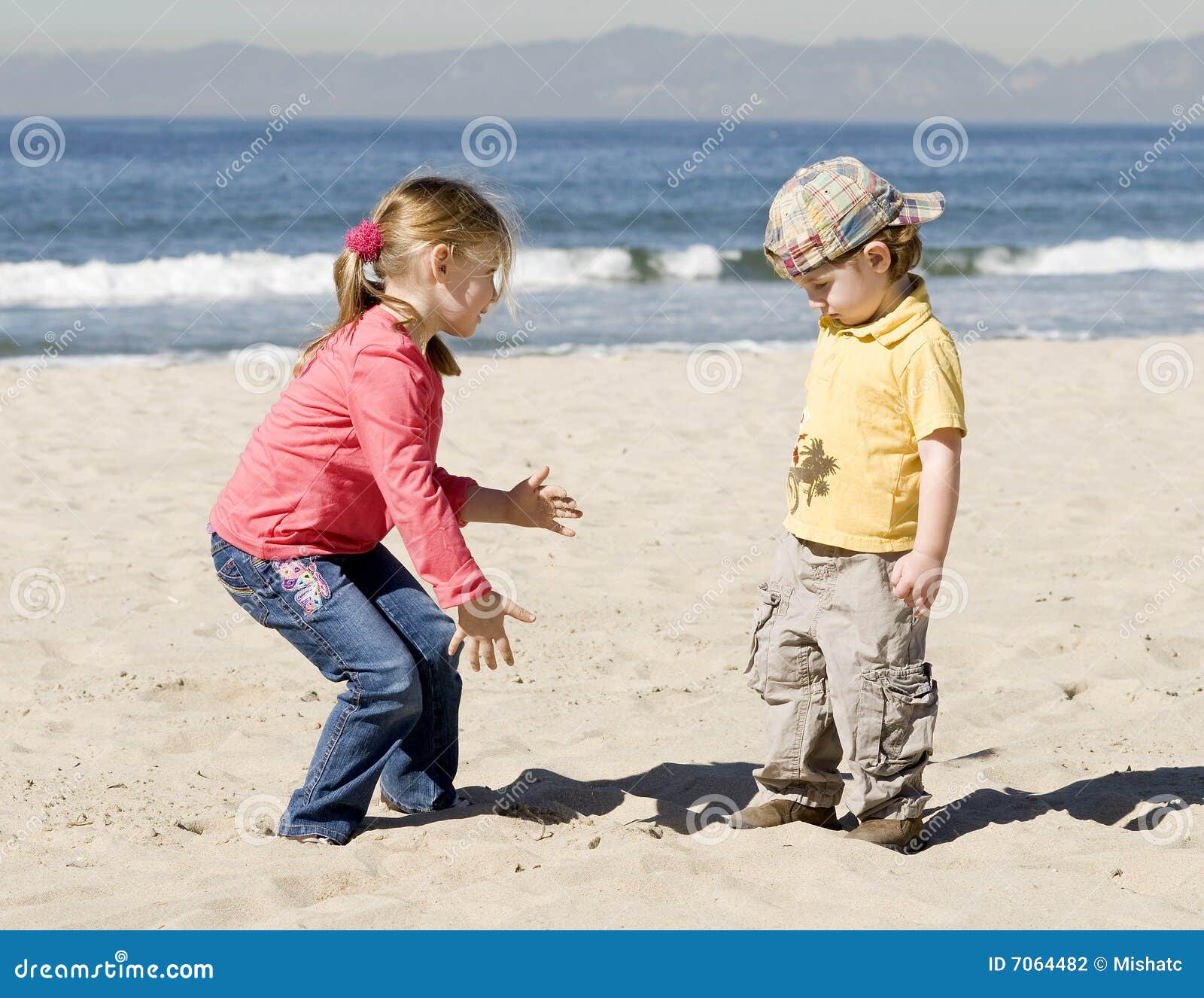 De Jonge Geitjes Spelen Op Strand Stock Foto - Image of glimlachen ...