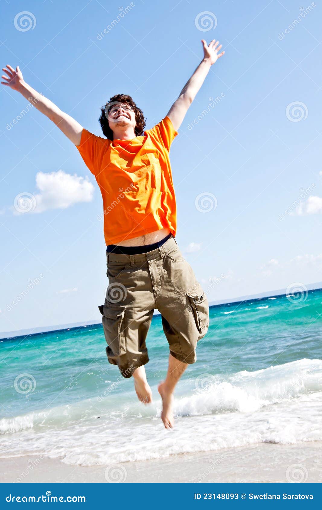 De Jonge Man Springt Bij Het Overzees Stock Afbeelding - Image of vrij ...