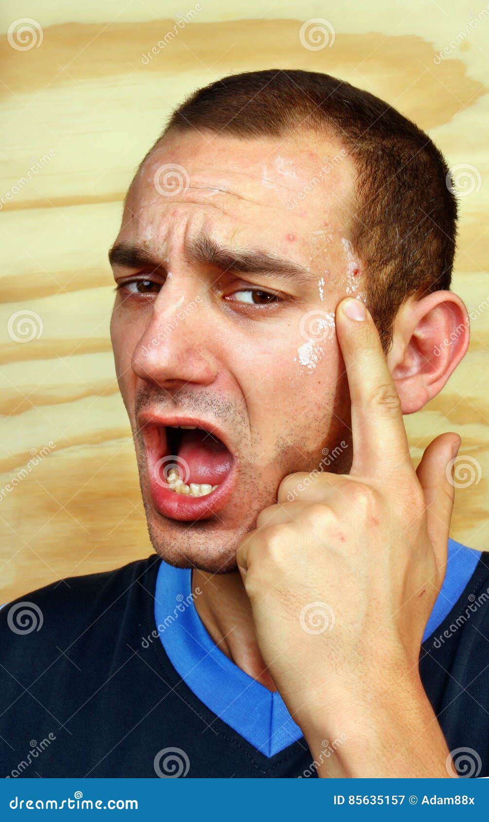 De Jonge Man Toont De Plaats Van Besmetting Stock Afbeelding - Image of ...