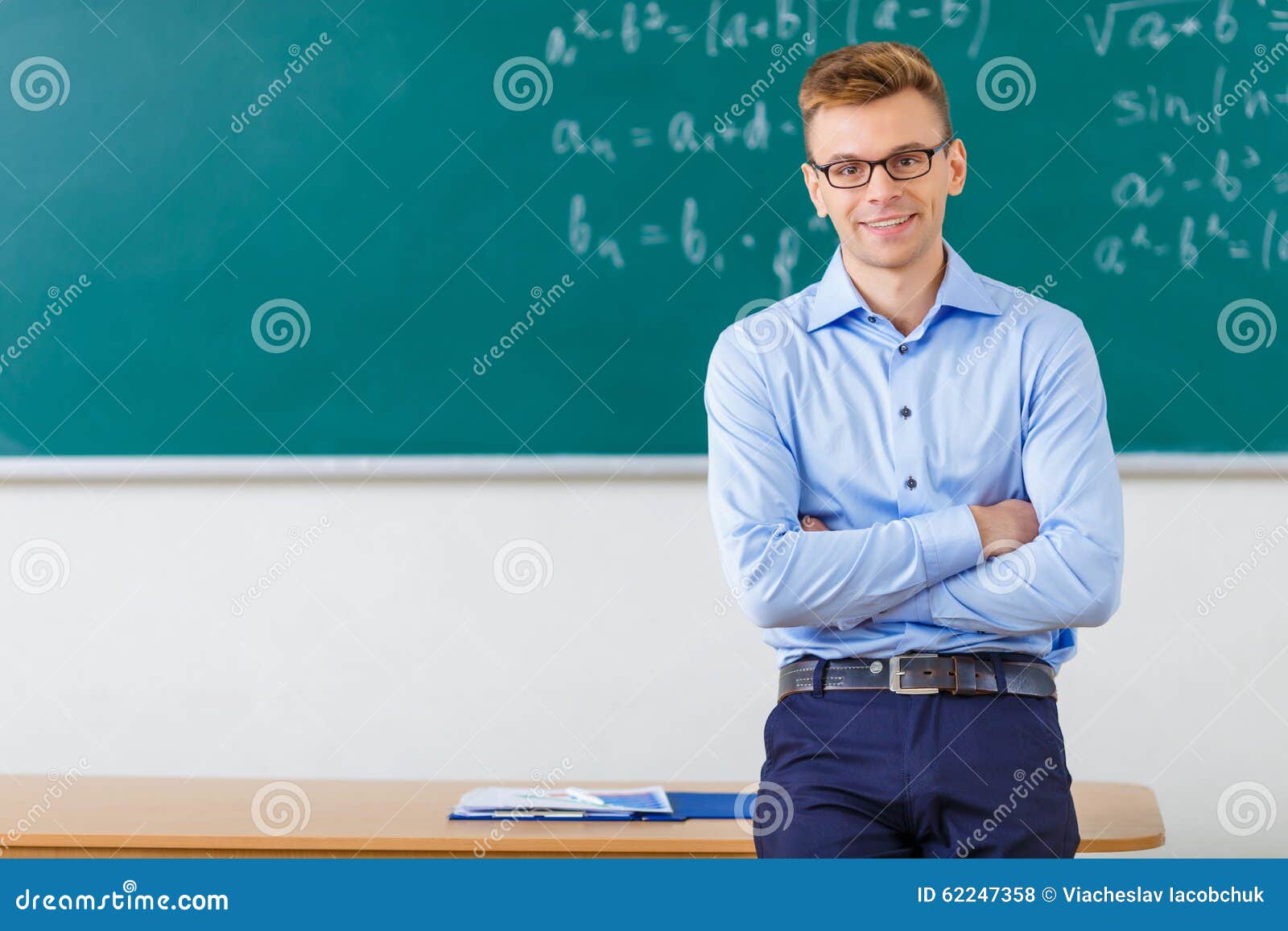 De Jonge Mannelijke Professor Stelt Bij Het Bureau Stock Foto - Image ...