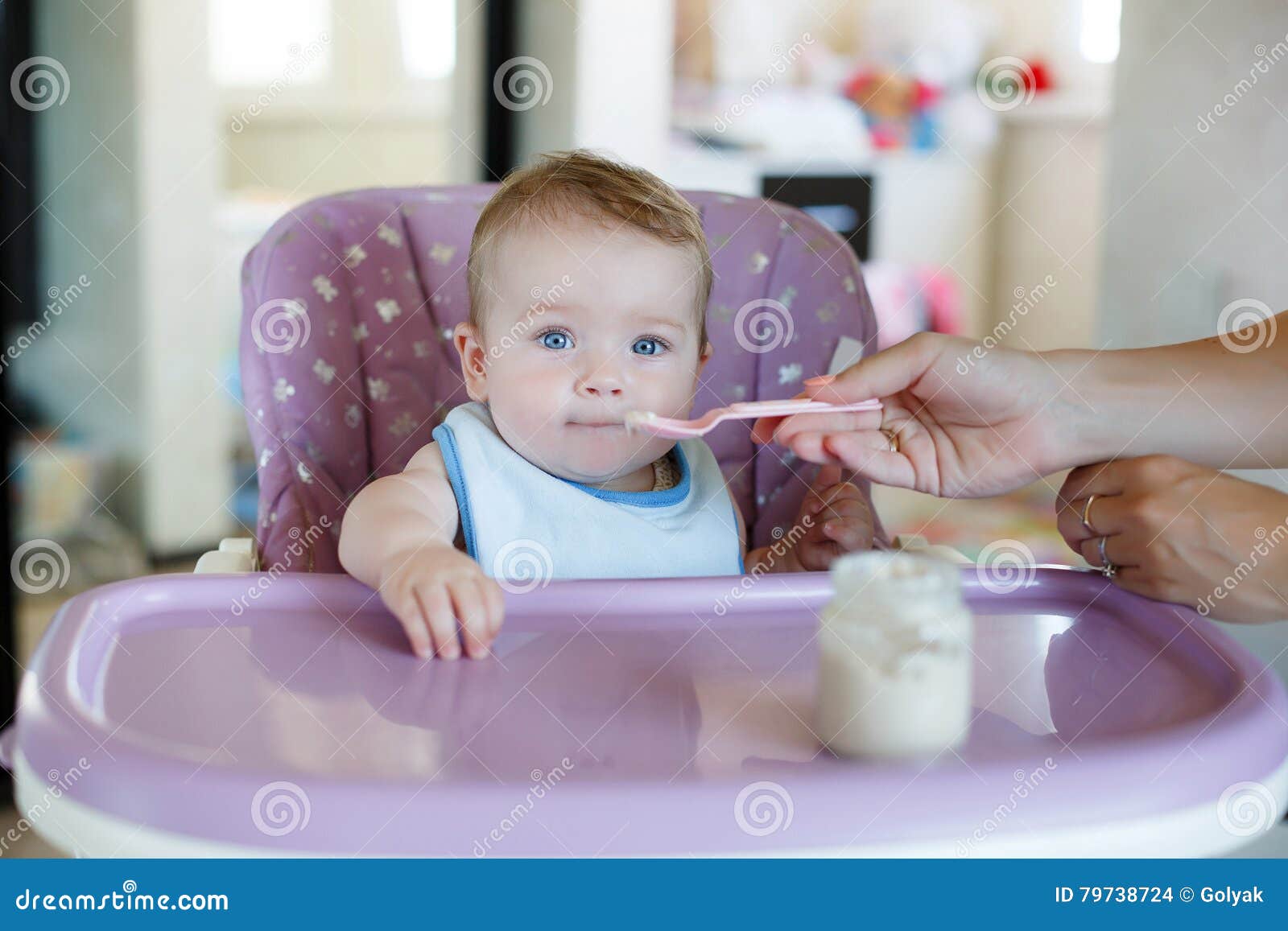 De Jonge Moeder Met De Lepel Voert Het Kind Stock Foto - Image of blauw ...